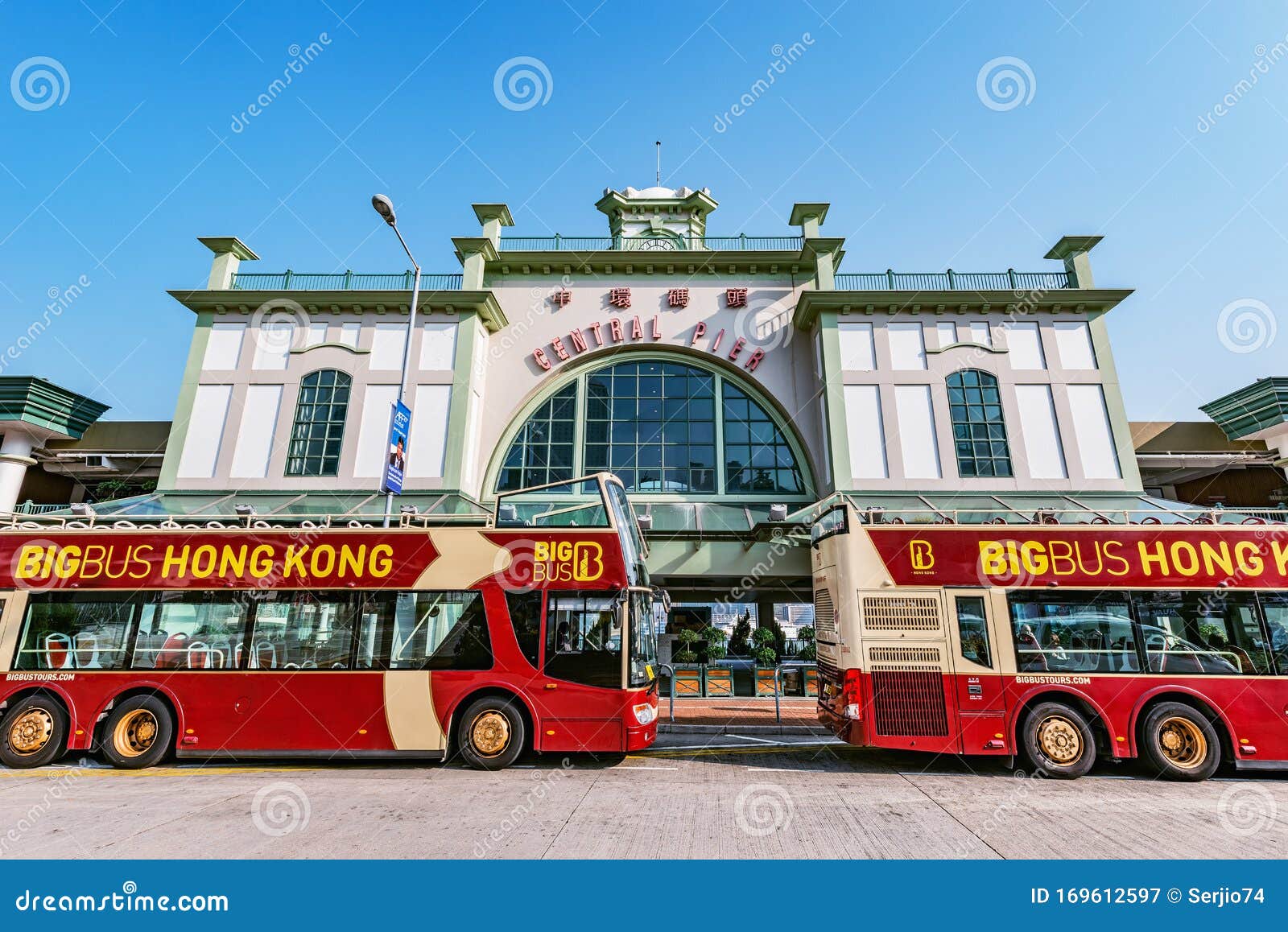 Double Deck Excursion Buses Stand by the Central Pier Editorial ...