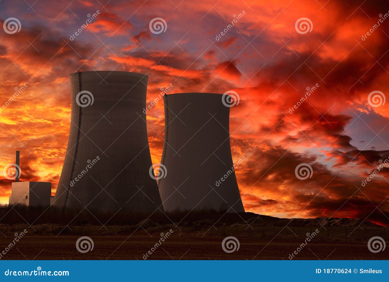 Central Nuclear Con Un Cielo Rojo Intenso Foto de archivo - Imagen de ...