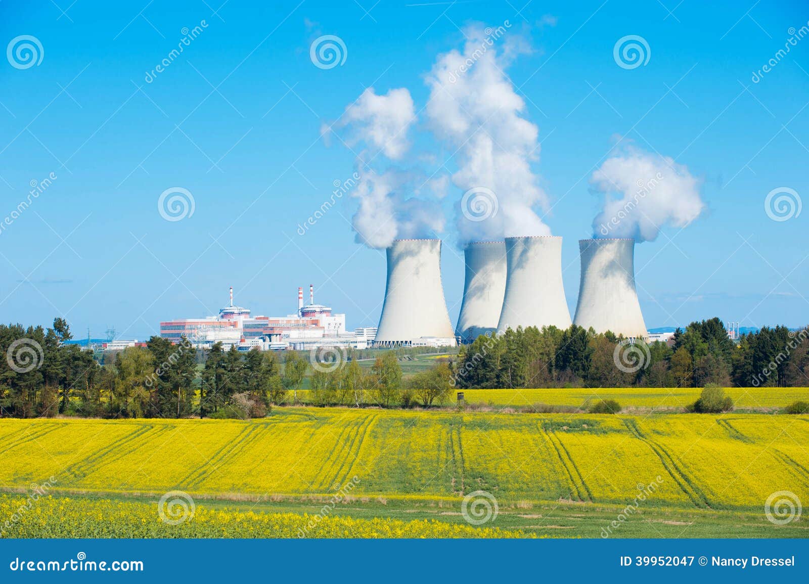 Central nuclear grande imagen de archivo. Imagen de recurso - 39952047