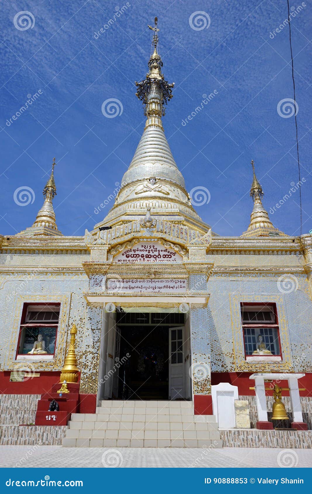 Central Pagoda Cetiya At Kelaniya Raja Maha Vihara, A Buddhist Temple ...