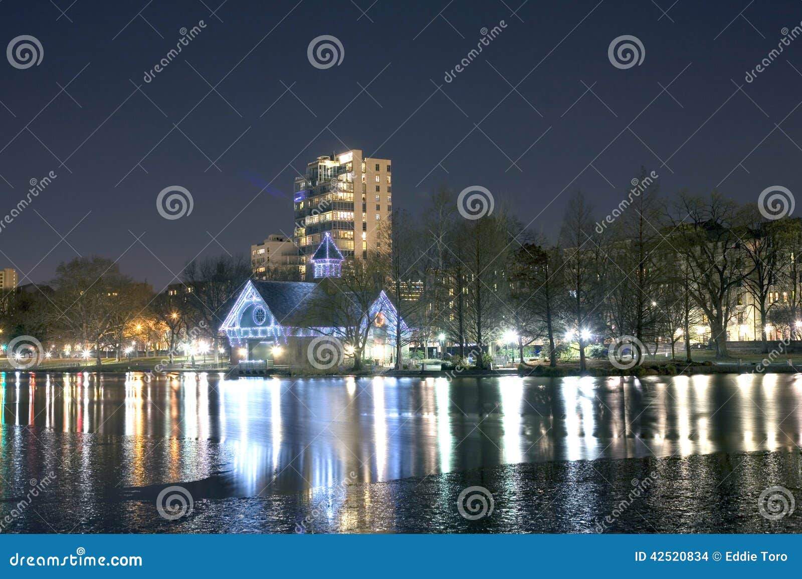 Central Park Di Harlem Meer Alla Notte Immagine Stock Editoriale ...