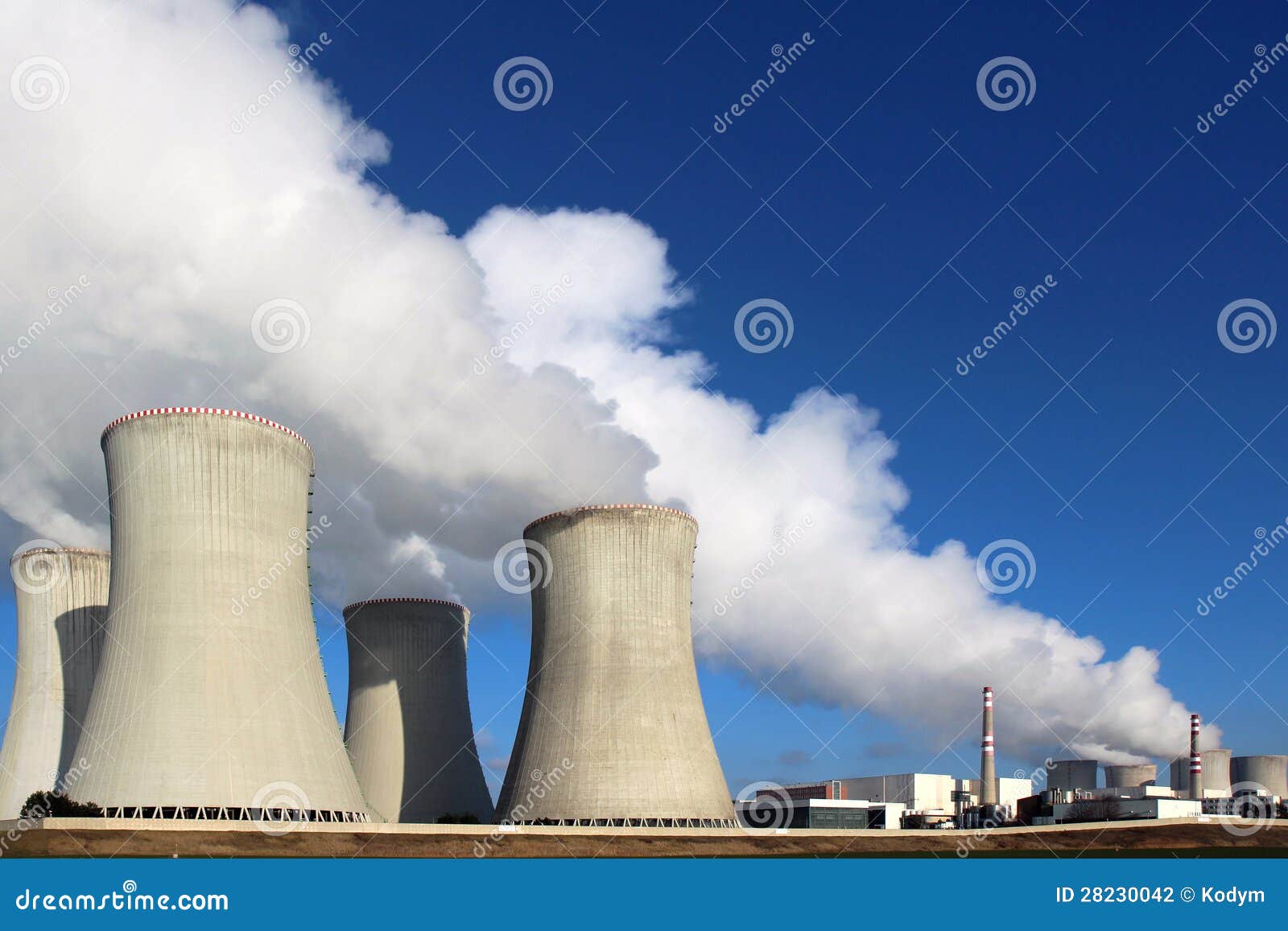 Centrale Atomica E Fumo Enorme Dalle Torri Di Raffreddamento Fotografia ...