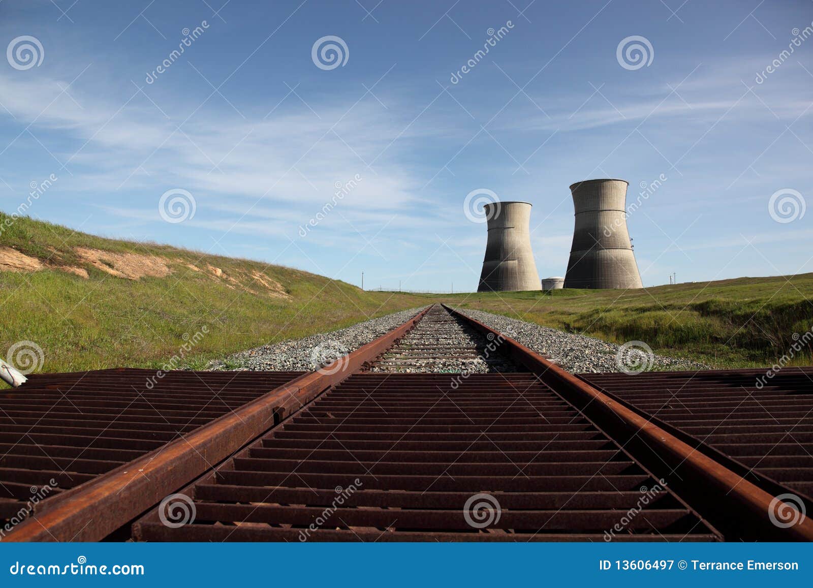 Centrale nucleare immagine stock. Immagine di atmosfera - 13606497