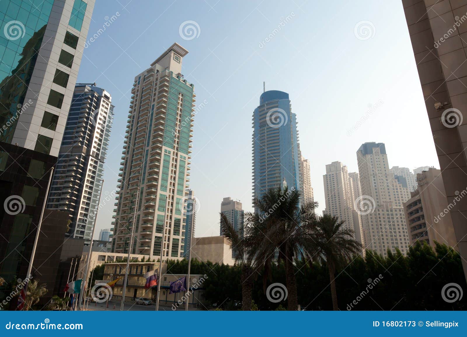 Centre de la ville moderne image stock. Image du construction - 16802173