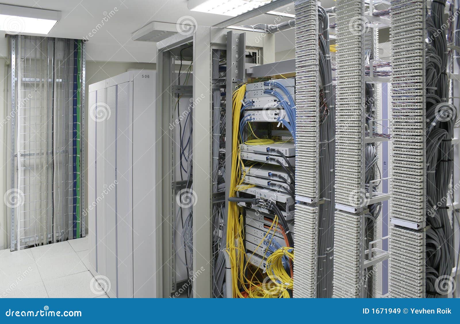 Centre de serveurs image stock. Image du ordinateurs, internet - 1671949