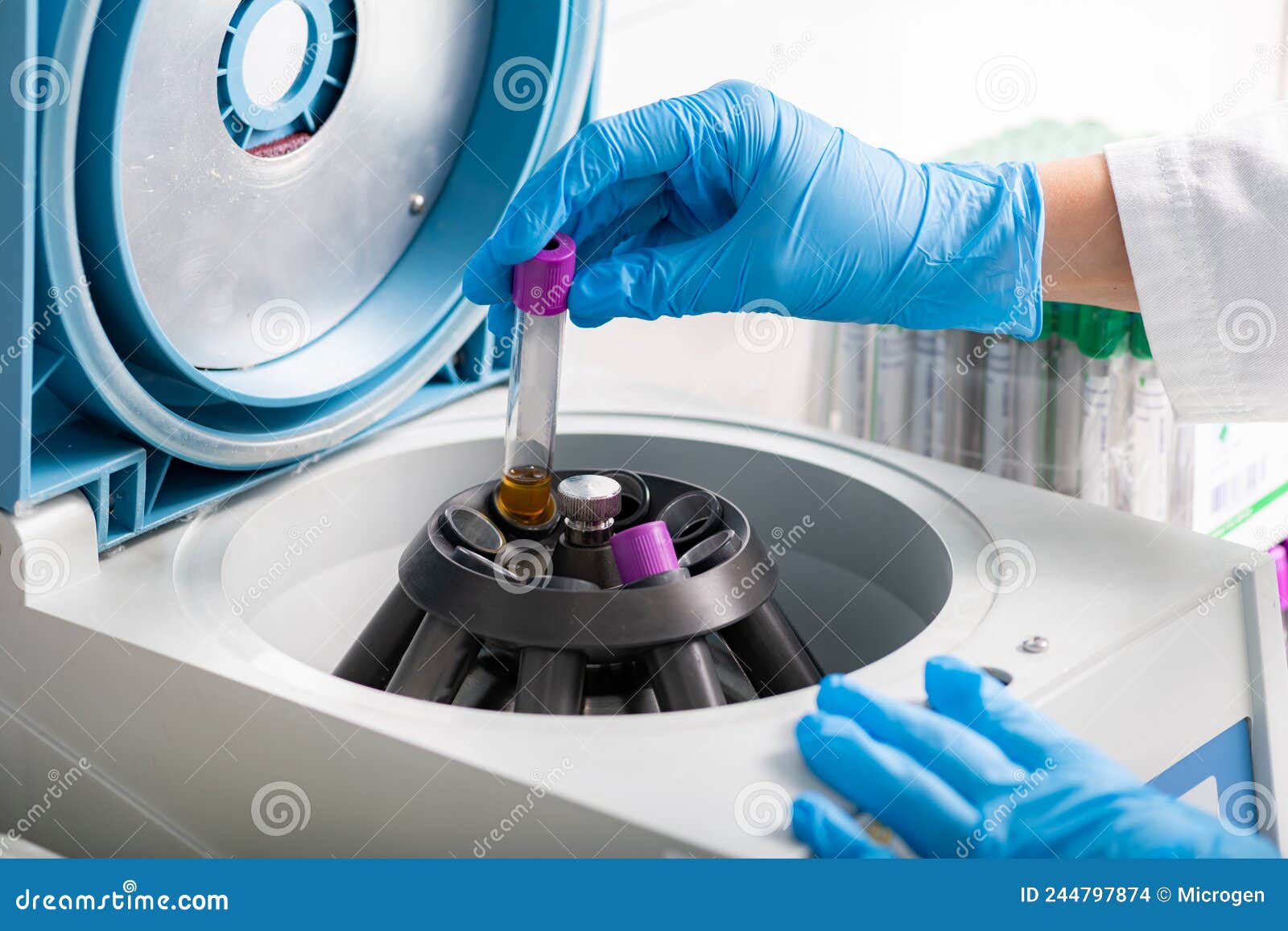 Centrifugeuse De Laboratoire Photo stock - Image du expérience ...