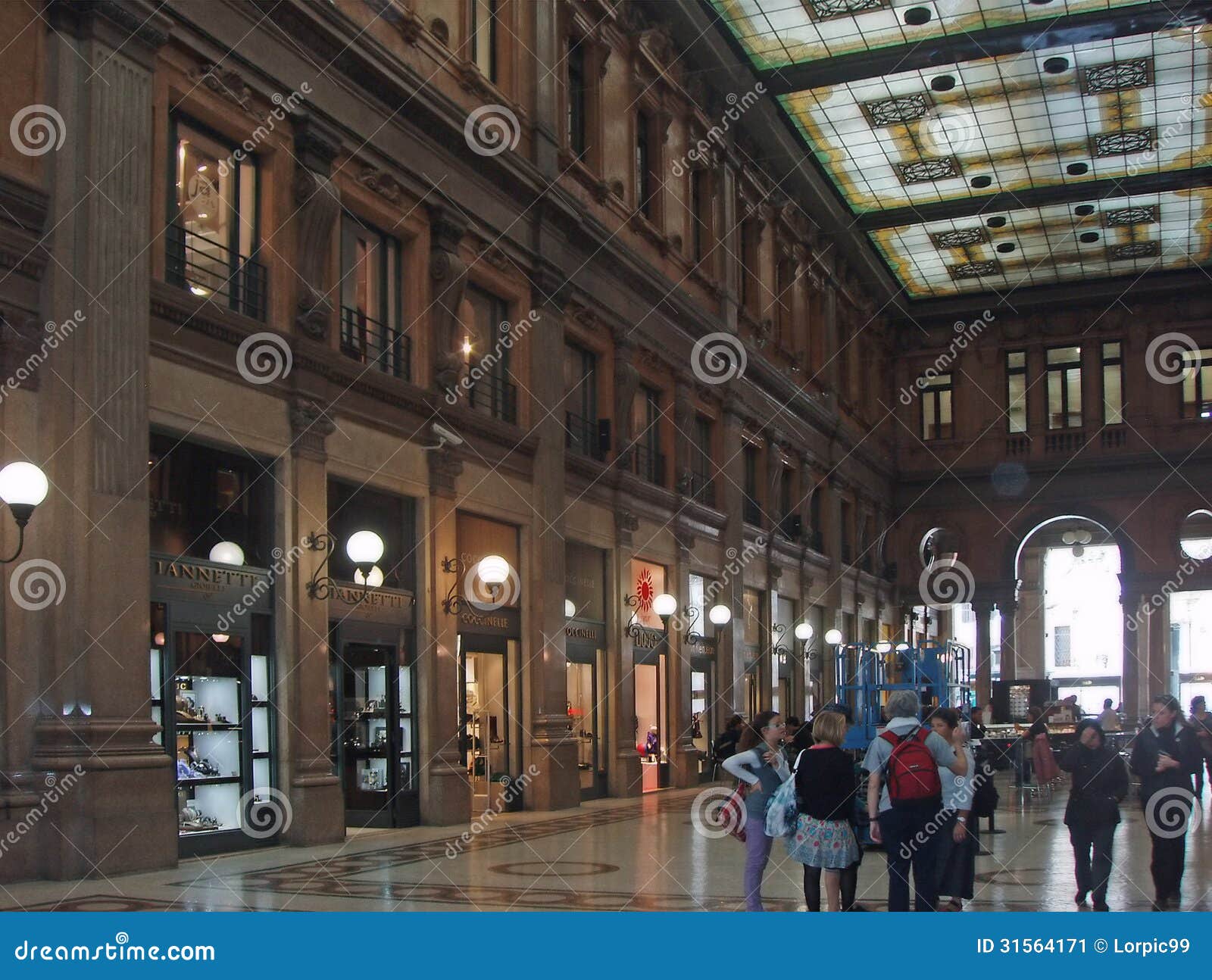 Centro comercial em Roma foto editorial. Imagem de povos - 31564171