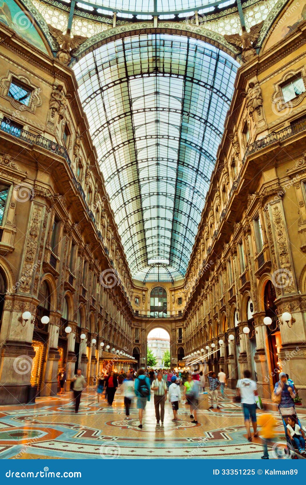 Centro comercial en Milán imagen editorial. Imagen de asombroso - 33351225