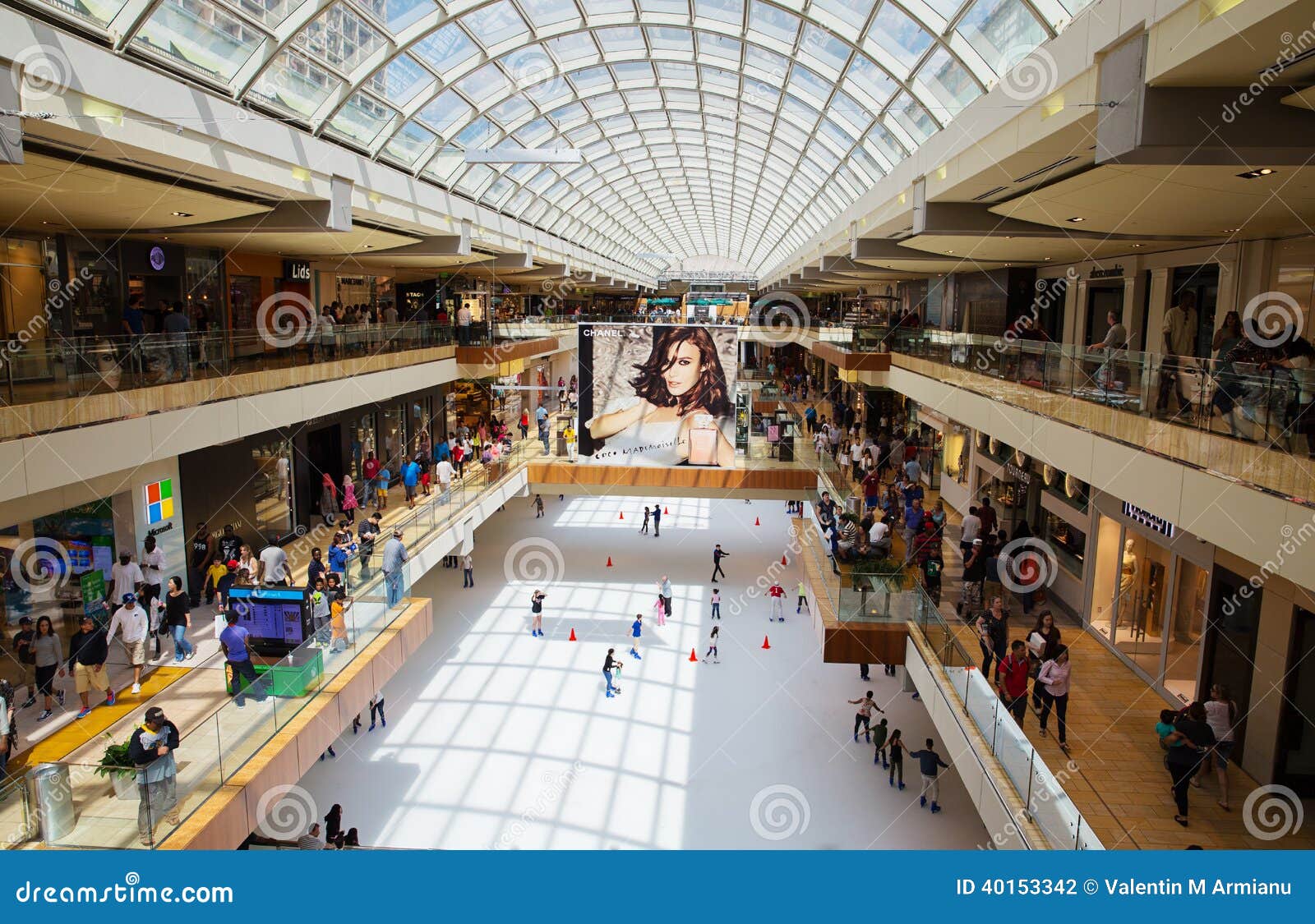 Centro commerciale fotografia editoriale. Immagine di costumista - 40153342