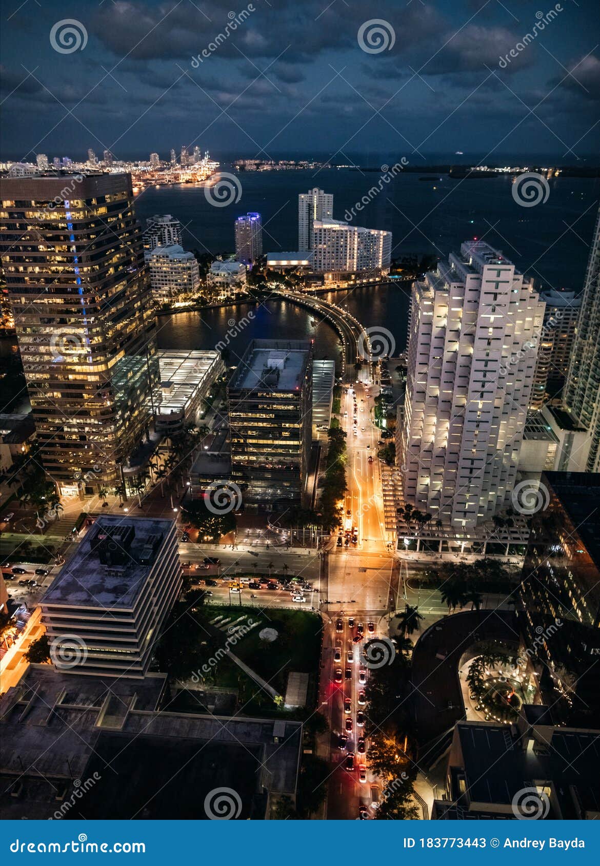 Centro de miami imagen de archivo. Imagen de negocios - 183773443