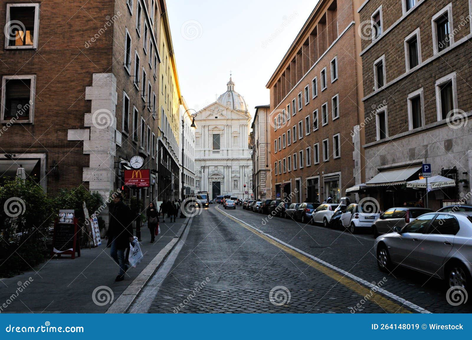 Centro De Roma Con Techo De Iglesia Al Final Imagen de archivo ...
