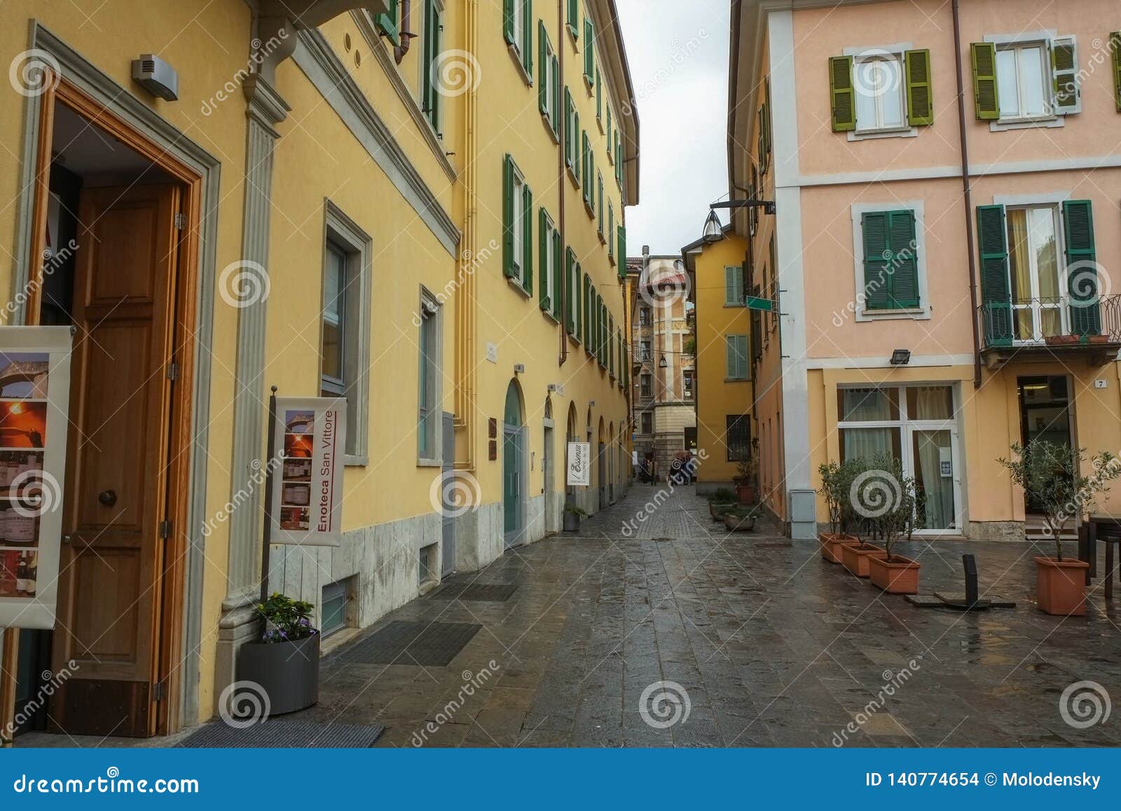 Centro de Varese, Italia foto de archivo. Imagen de italia - 140774654
