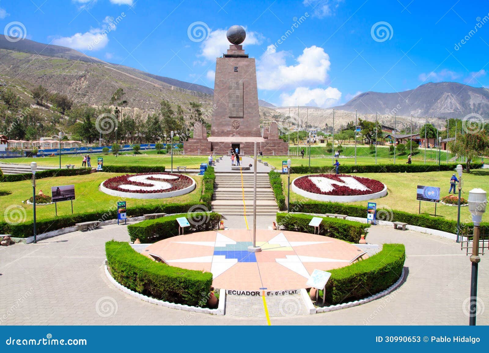 Centro Del Monumento Ecuador Del Mundo. Imagen de archivo - Imagen de ...