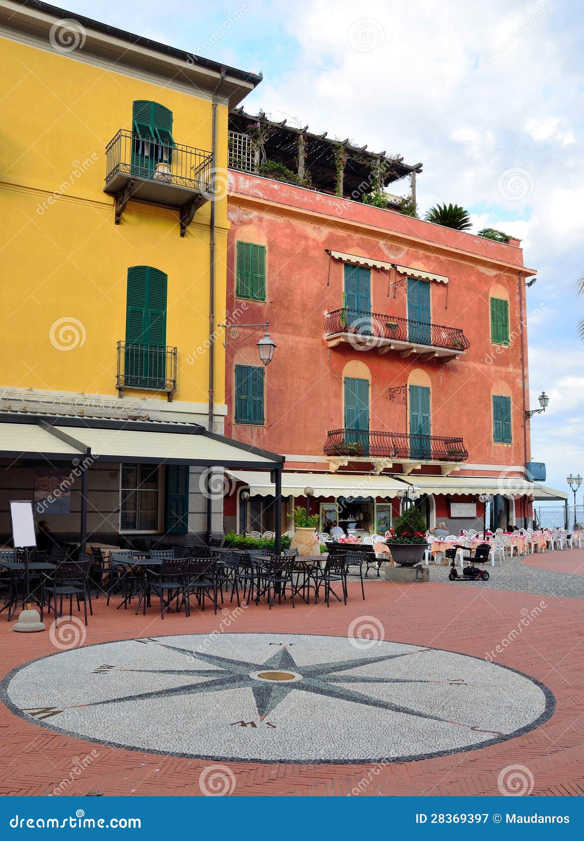 Centro Storic De Laigueglia Imagen de archivo - Imagen de pesca, nubes ...