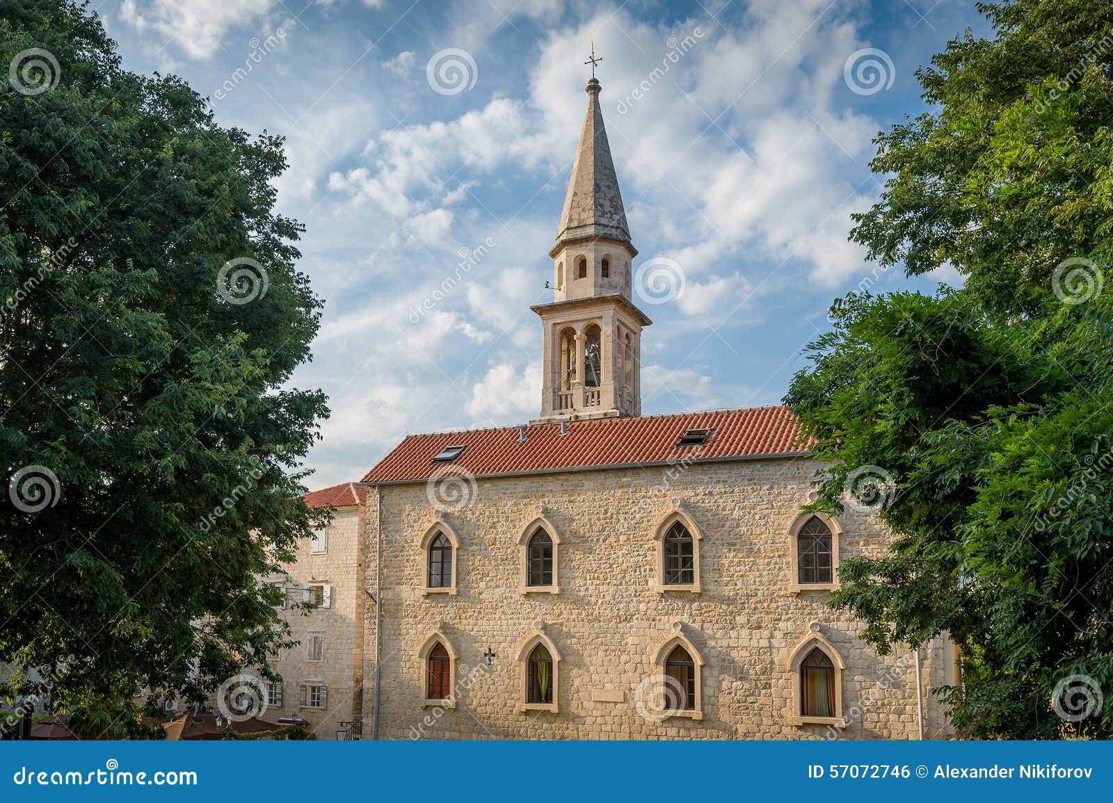 Centro storico di Budua fotografia stock. Immagine di mediterraneo ...