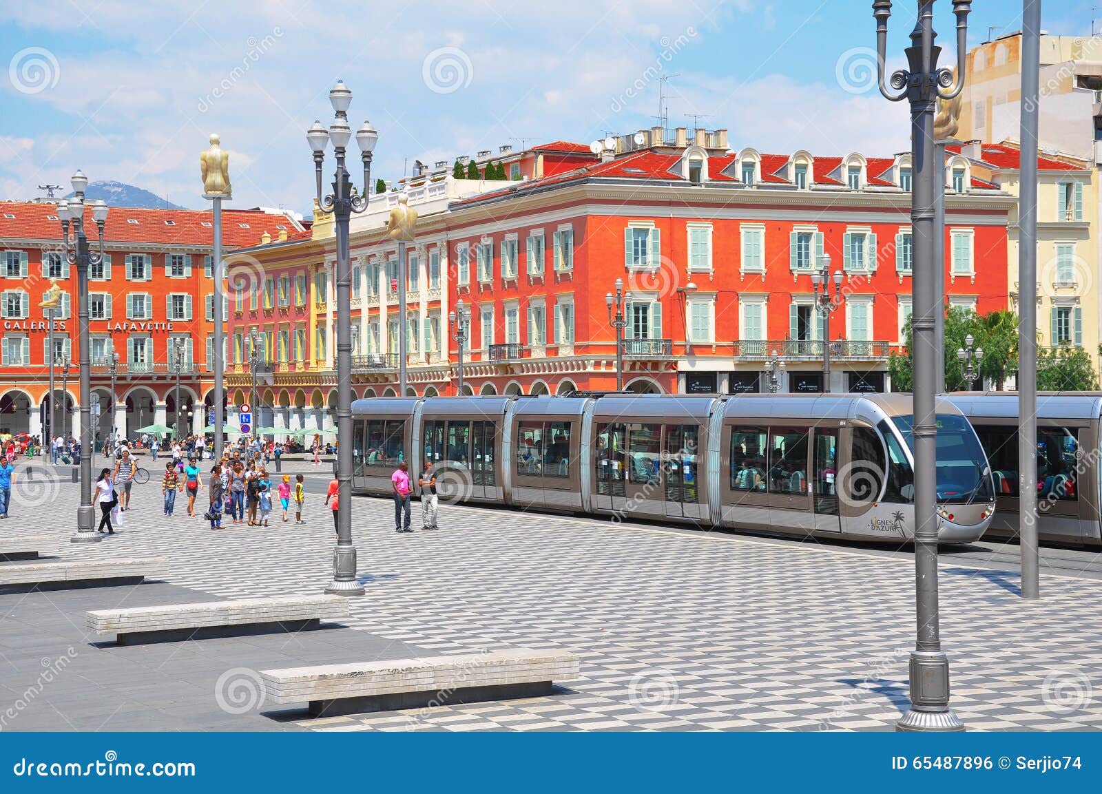 Centrum Van Nice Bij Hete Dagtijd Redactionele Foto - Image of ...