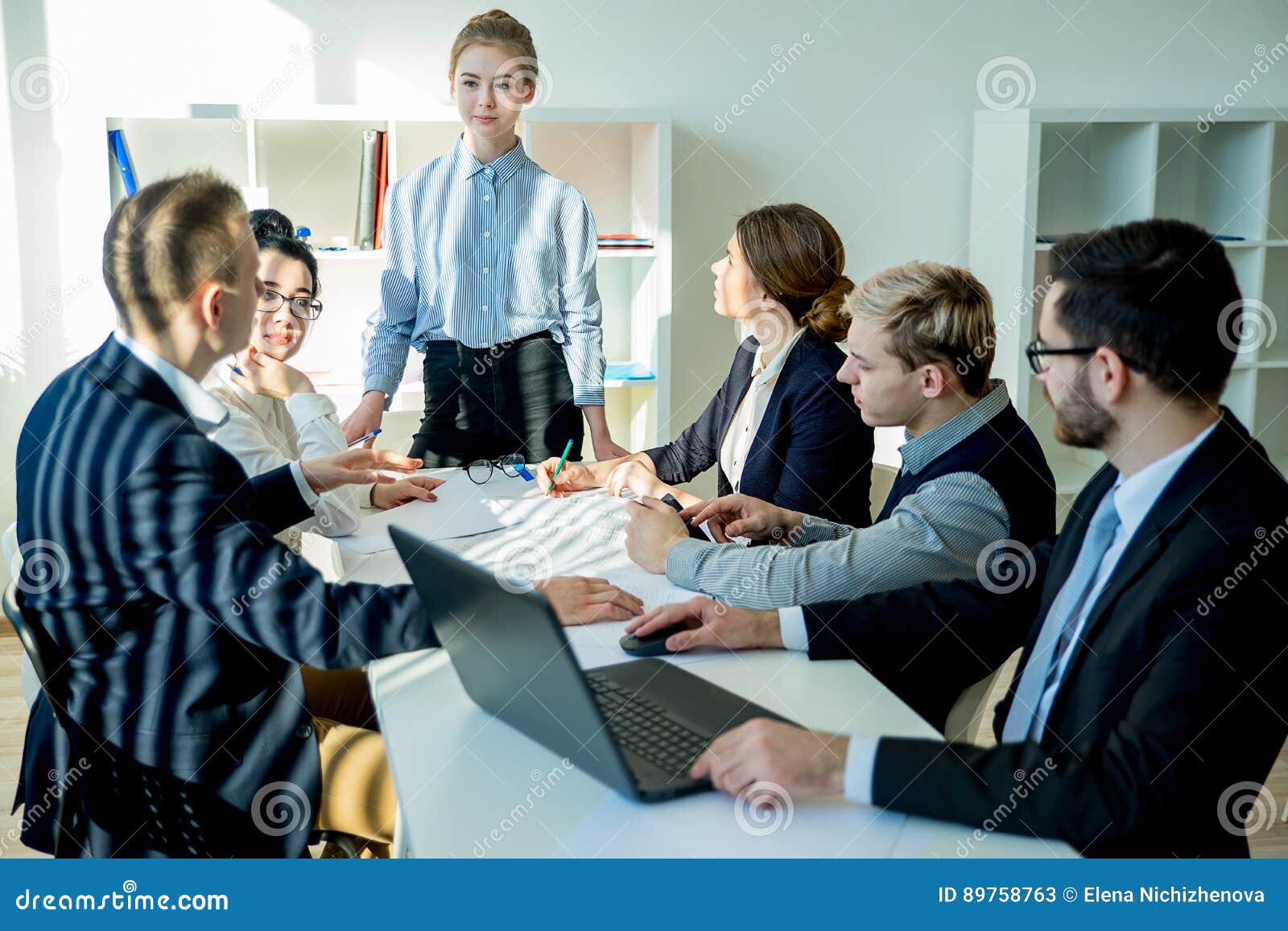 CEO joven de la empresaria imagen de archivo. Imagen de adulto - 89758763