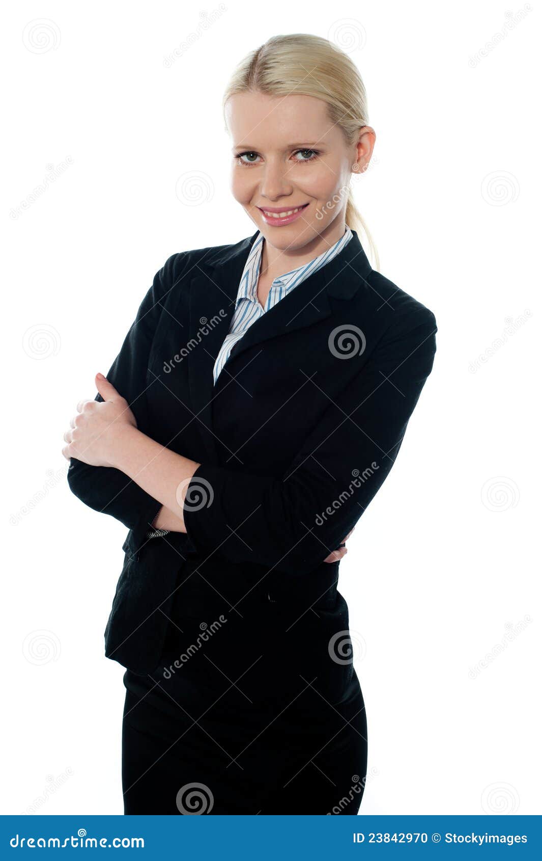 CEO Joven Sonriente De La Hembra Que Presenta Con Los Brazos Plegables ...