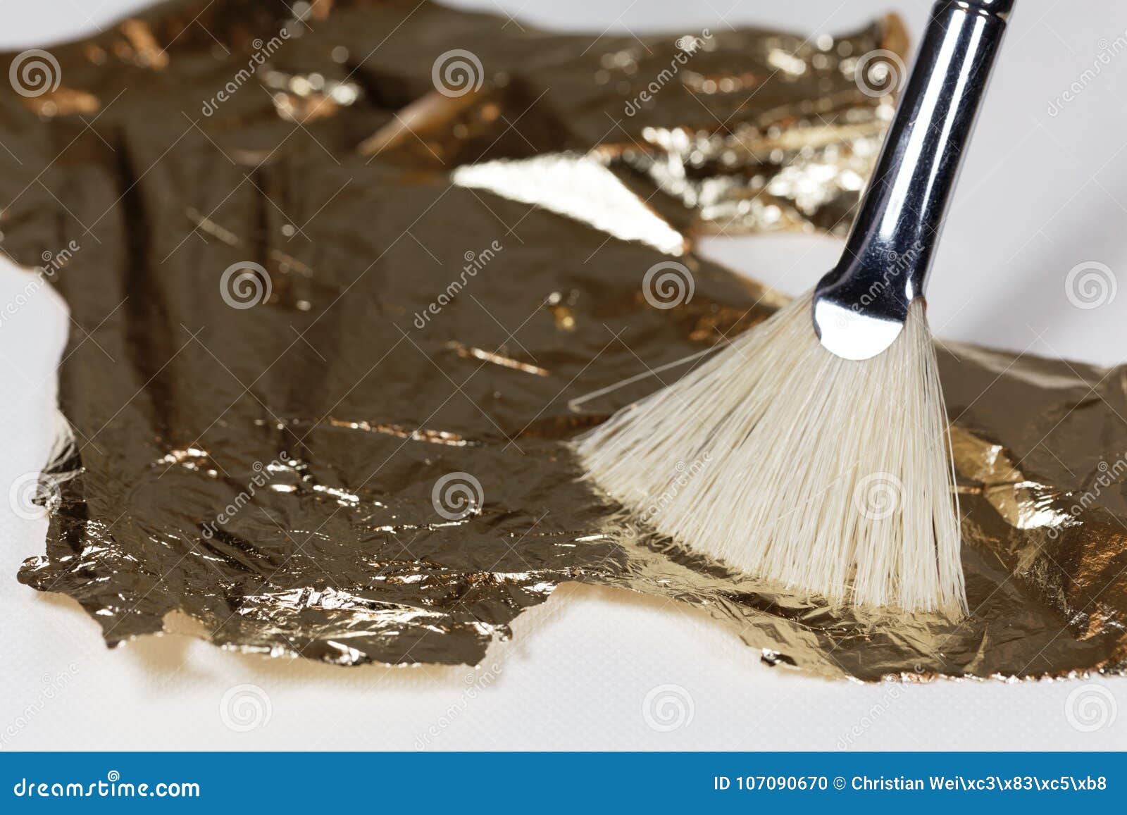 Cepillo Con La Hoja De Oro Para Dorar Foto de archivo - Imagen de ...
