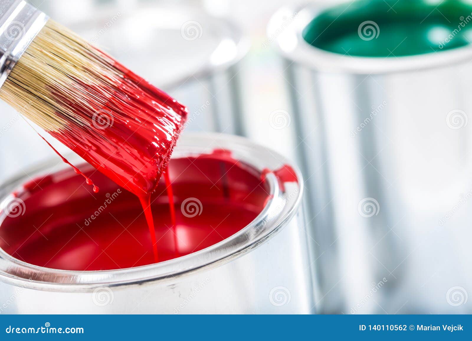 Cepillo Del Primer Con Color Rojo Sobre La Poder De La Pintura Foto de ...