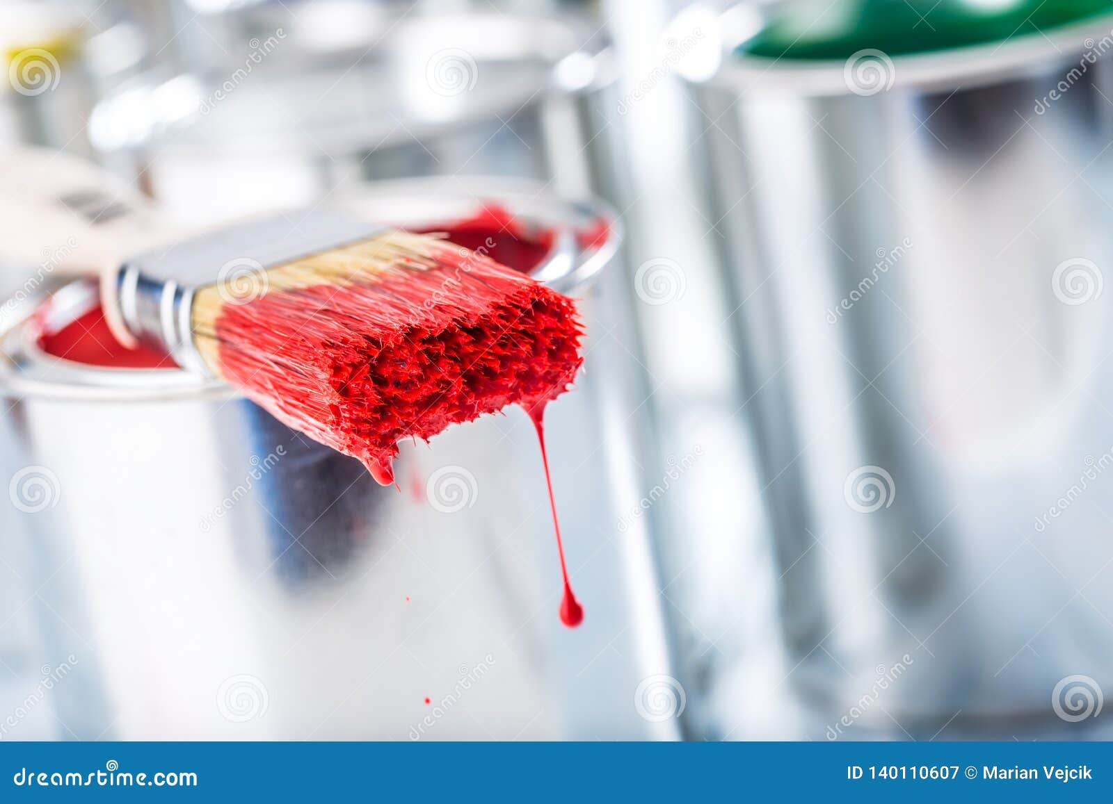 Cepillo Del Primer Con El Color Rojo Que Miente En La Poder De La ...