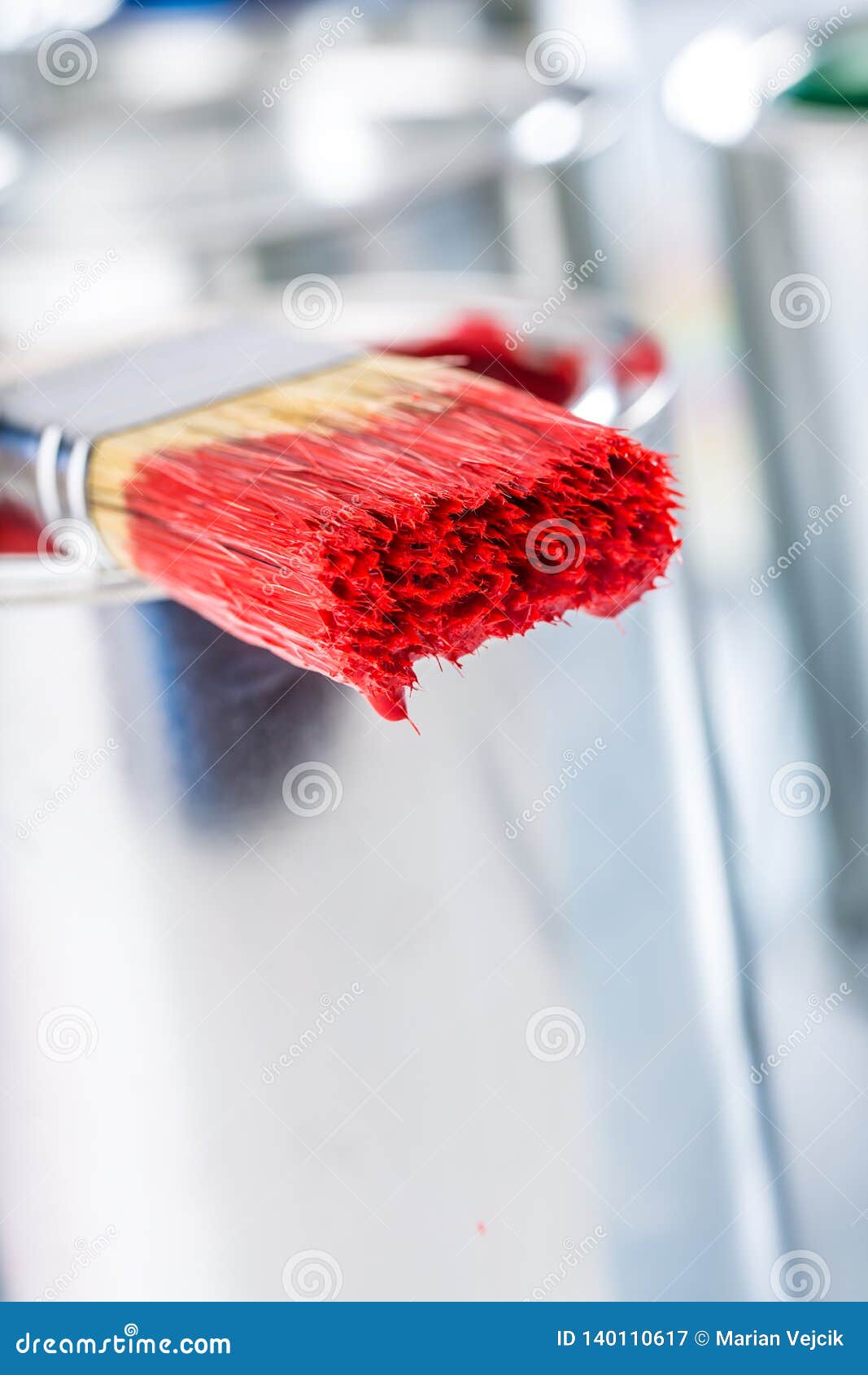 Cepillo Del Primer Con El Color Rojo Que Miente En La Poder De La ...