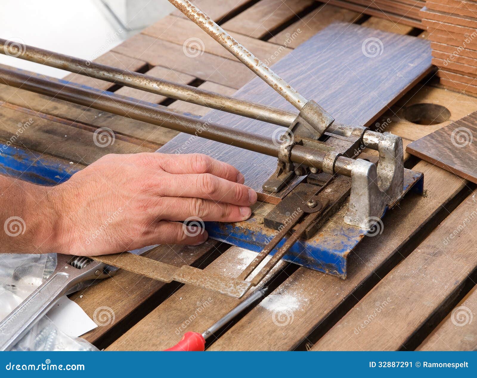 Ceramic cutting machine stock image. Image of work, tile - 32887291