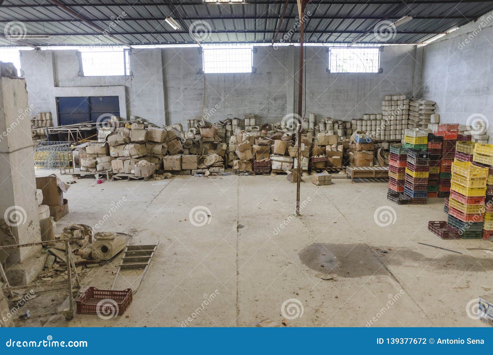 Ceramic Dishes in Working Process. Creating Ceramic Pieces. Tradicional ...