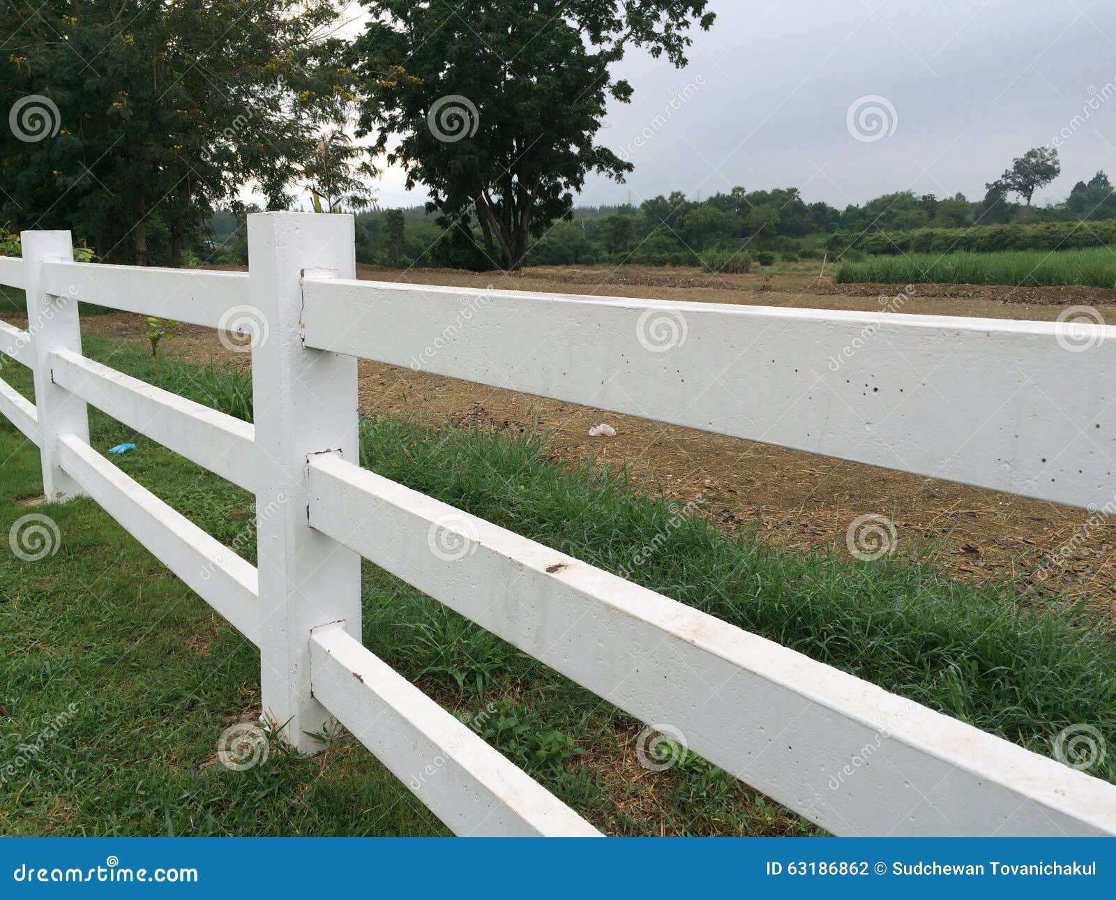 Cerca blanca foto de archivo. Imagen de exterior, madera - 63186862