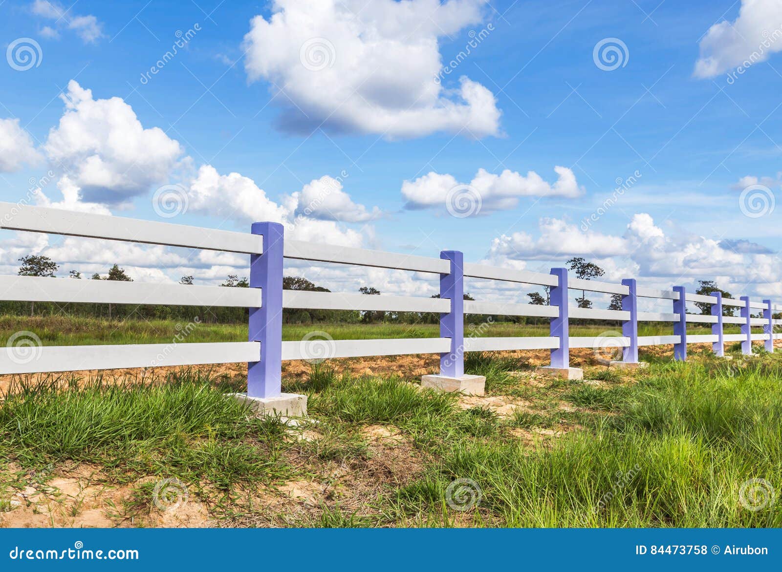 Cerca Concreta Blanca En Granja Verde Foto de archivo - Imagen de ...
