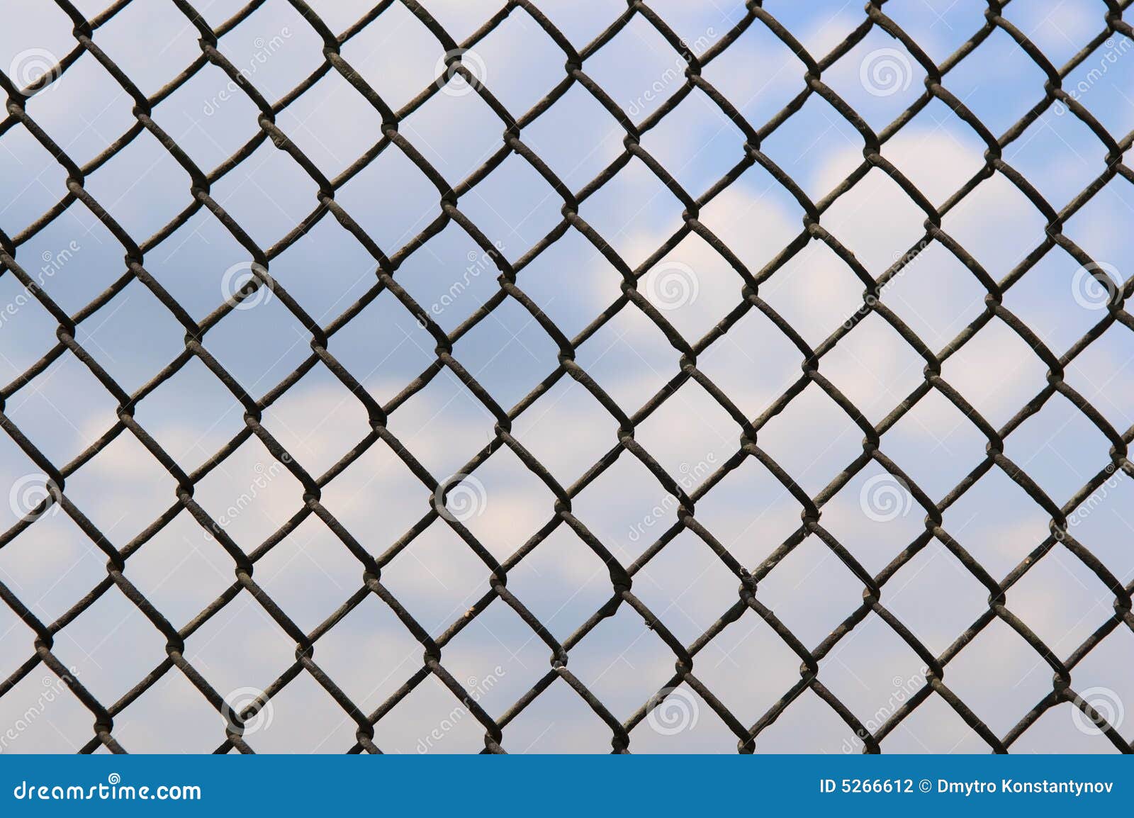 Cerca de la red metálica foto de archivo. Imagen de fuerte - 5266612