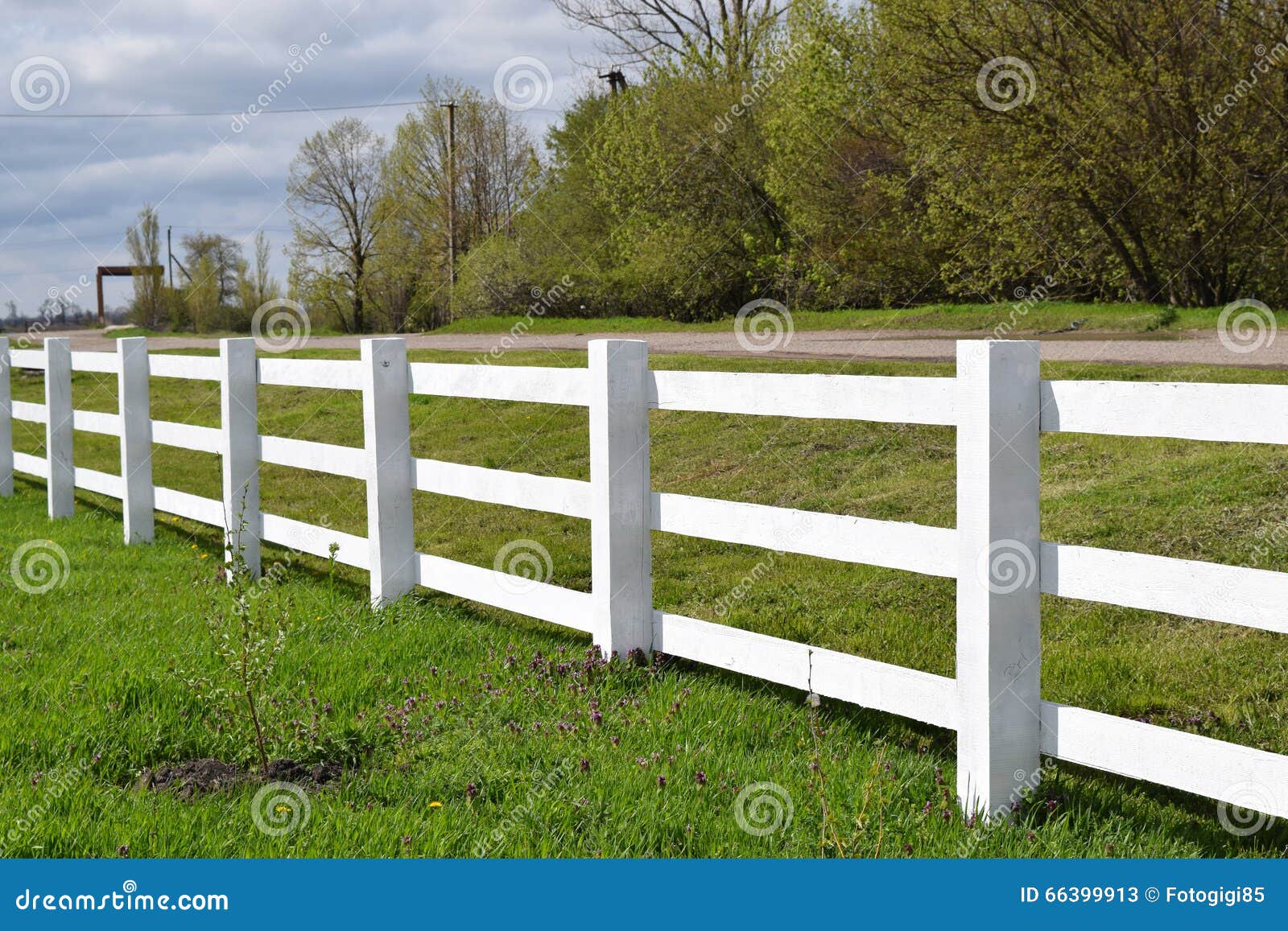 Cerca De Madera Blanca Alrededor Del Rancho Imagen de archivo - Imagen ...