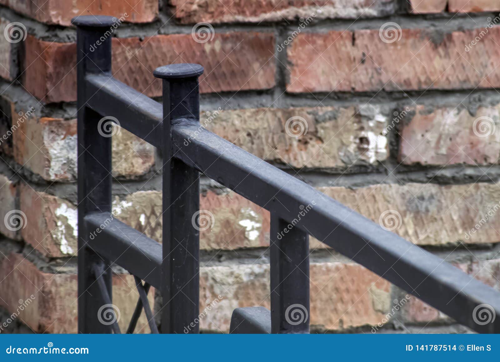 Cerca Negra Del Hierro Adyacente a La Pared De Ladrillo Foto de archivo ...