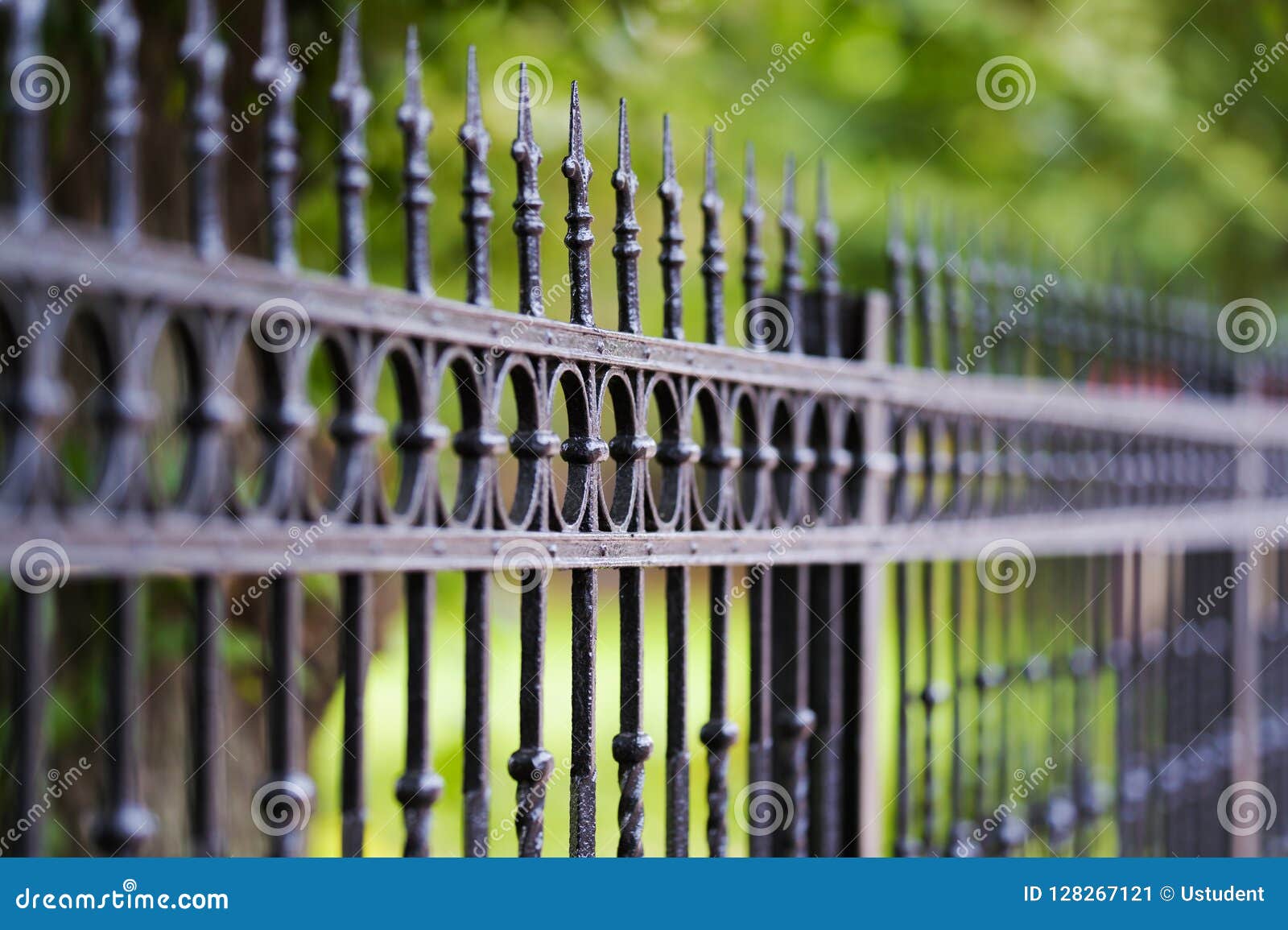 Cerca Negra Del Metal Con Los Elementos Del Oro Imagen de archivo ...