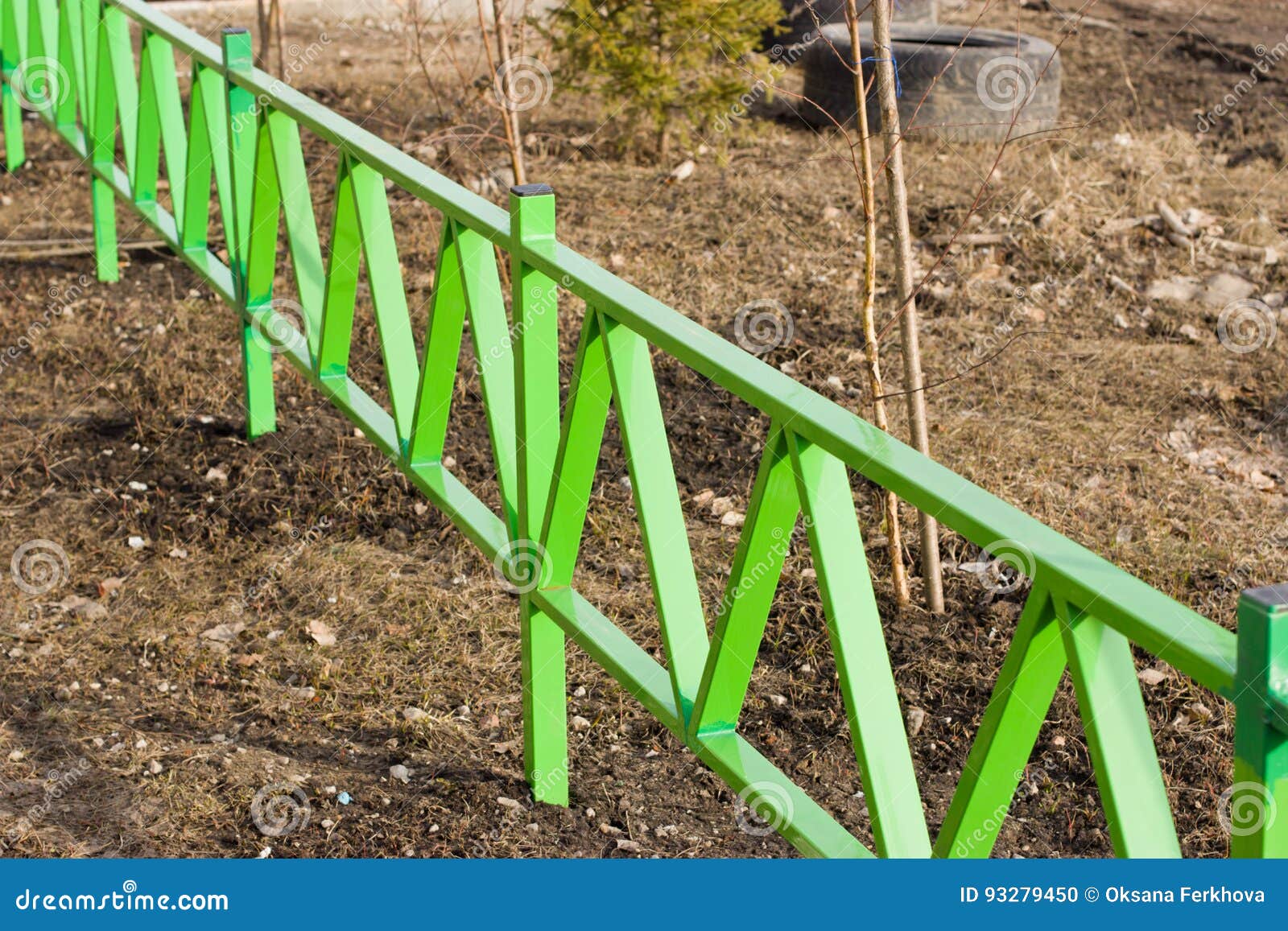 Cerca verde do ferro foto de stock. Imagem de azul, exterior - 93279450