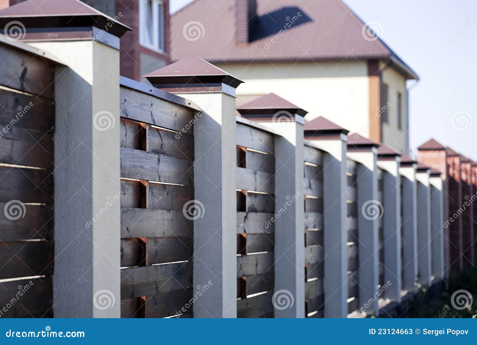 Cerca y la casa moderna imagen de archivo. Imagen de tablones - 23124663