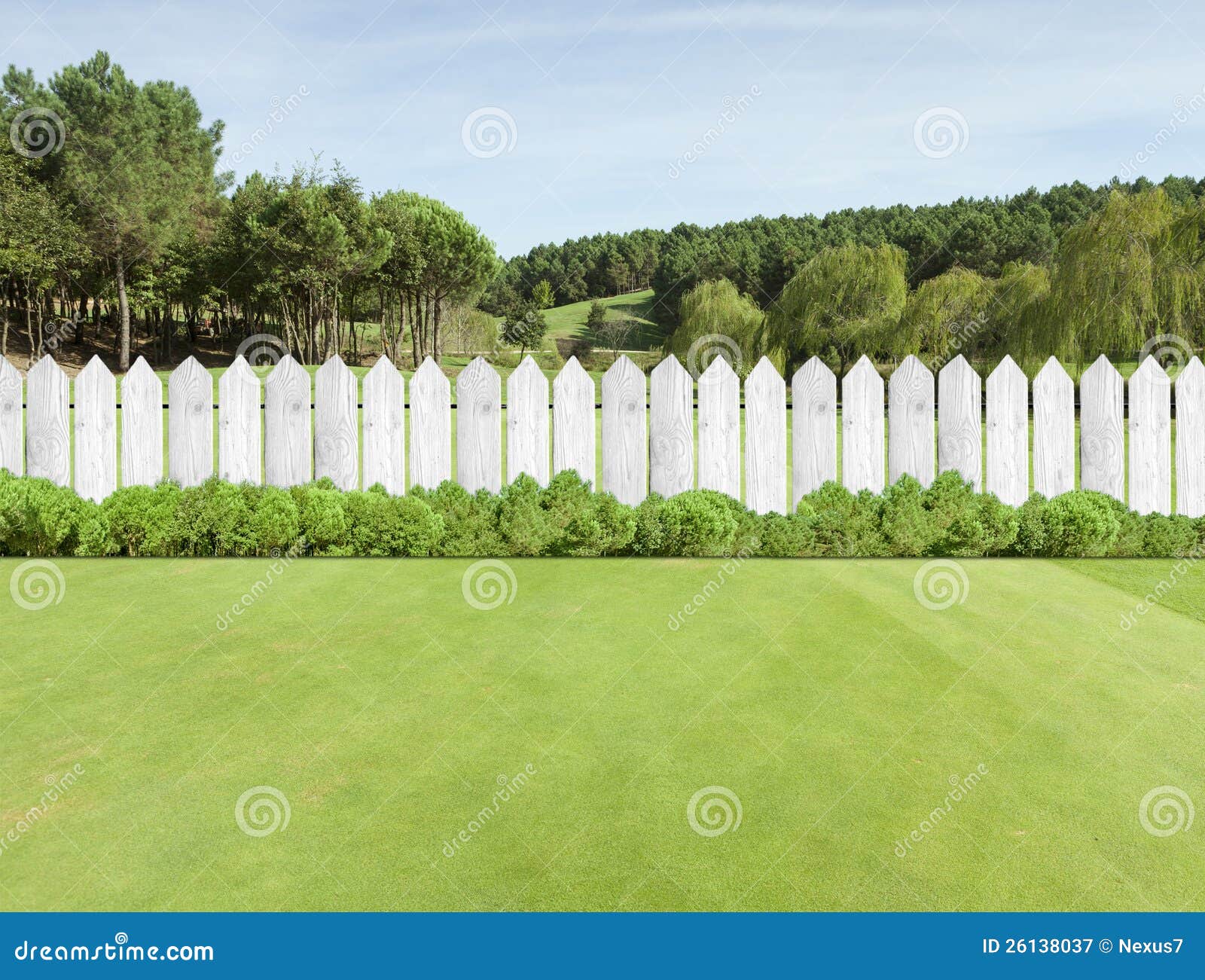 Cercas de madera blancas imagen de archivo. Imagen de nube - 26138037