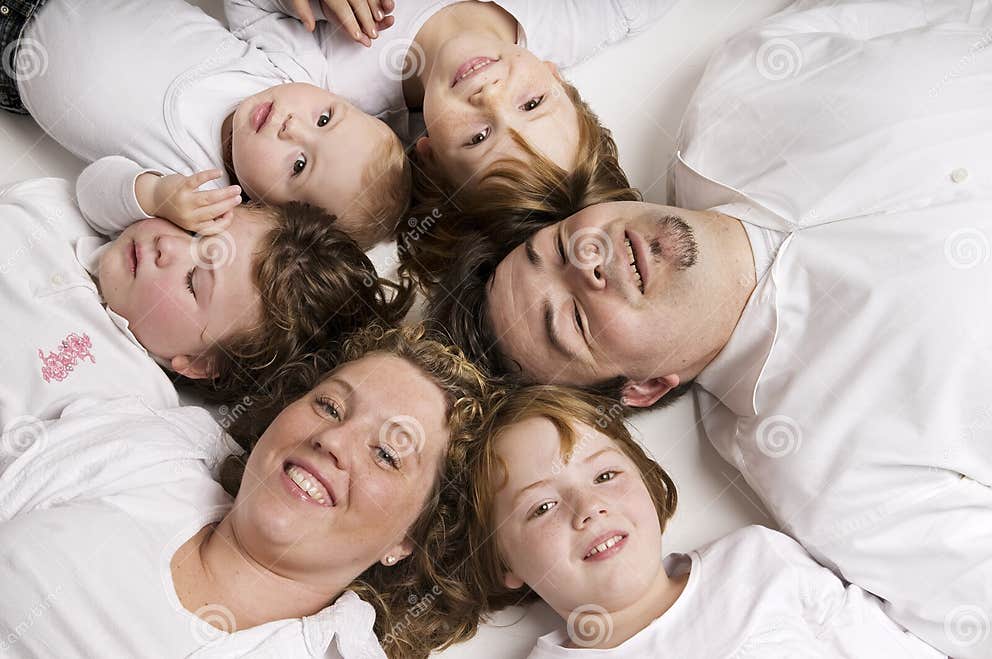 Cercle de famille image stock. Image du horizontal, père - 7122445