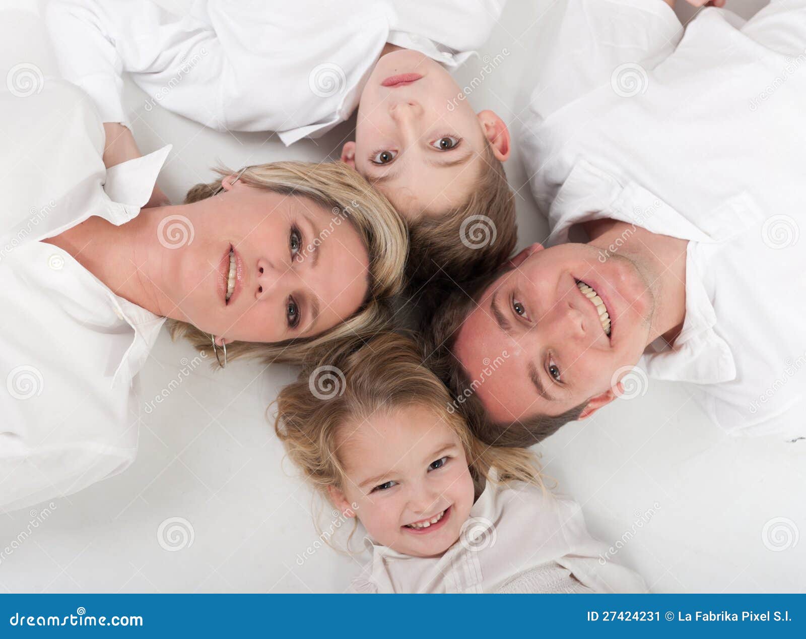 Cercle De Famille Affectueux Image stock - Image du beau, étage: 27424231