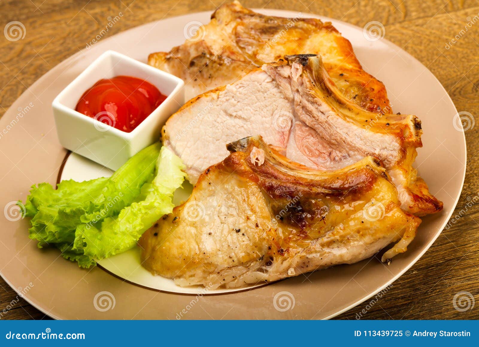 Cerdo asado imagen de archivo. Imagen de fondo, hierbas - 113439725