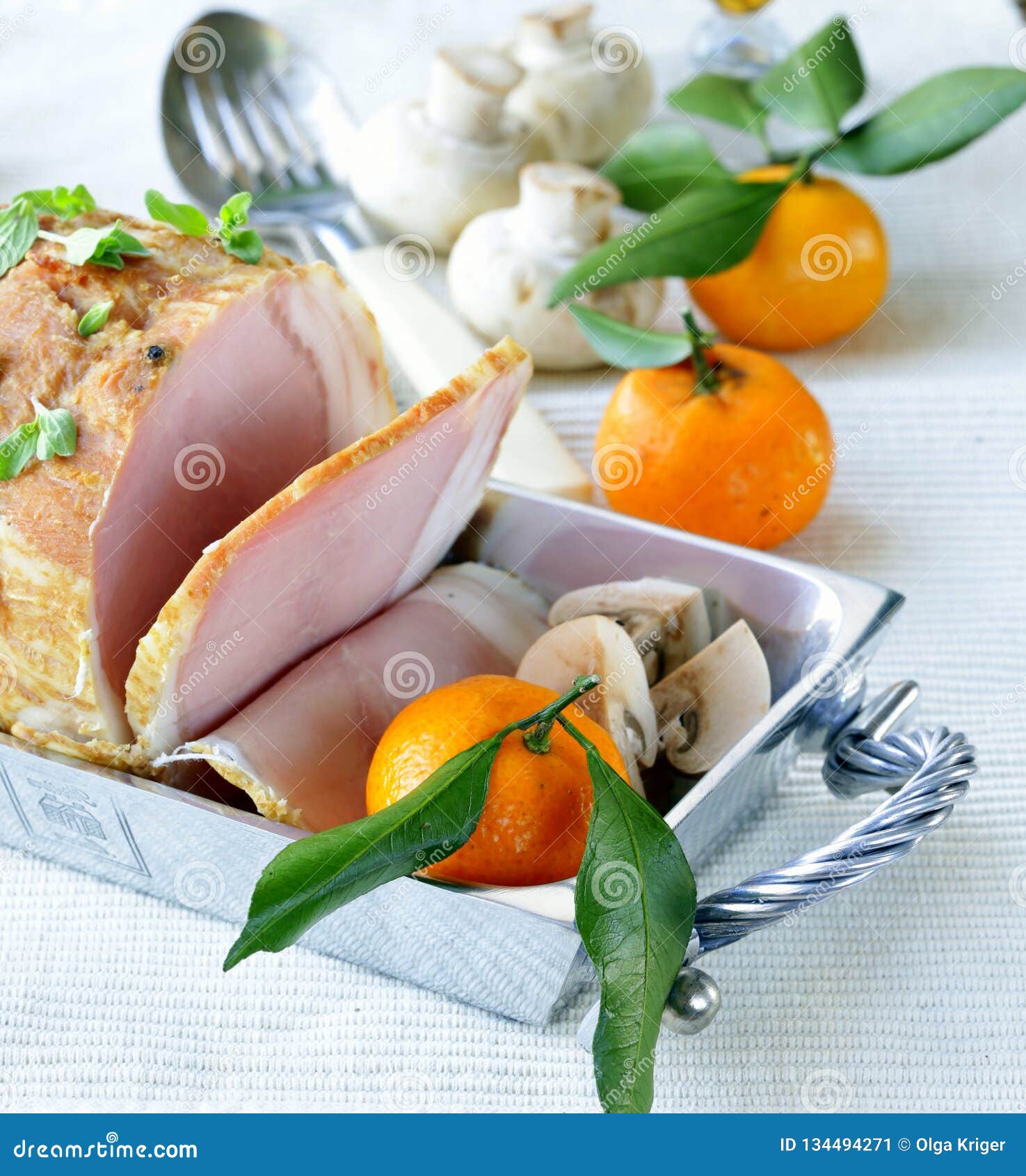 Cerdo De Carne Asada Con Las Setas Y Las Mandarinas Imagen de archivo ...