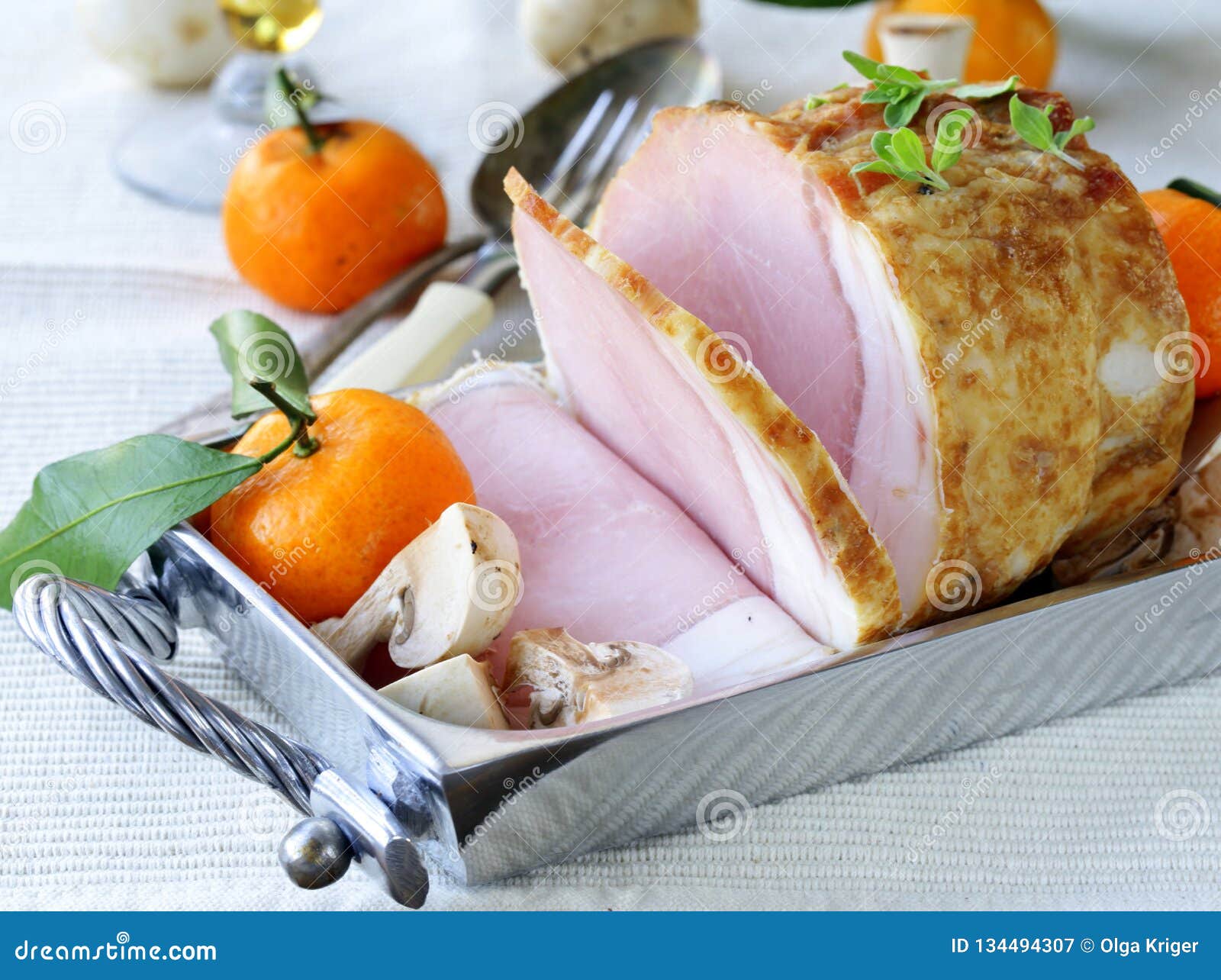 Cerdo De Carne Asada Con Las Setas Y Las Mandarinas Imagen de archivo ...