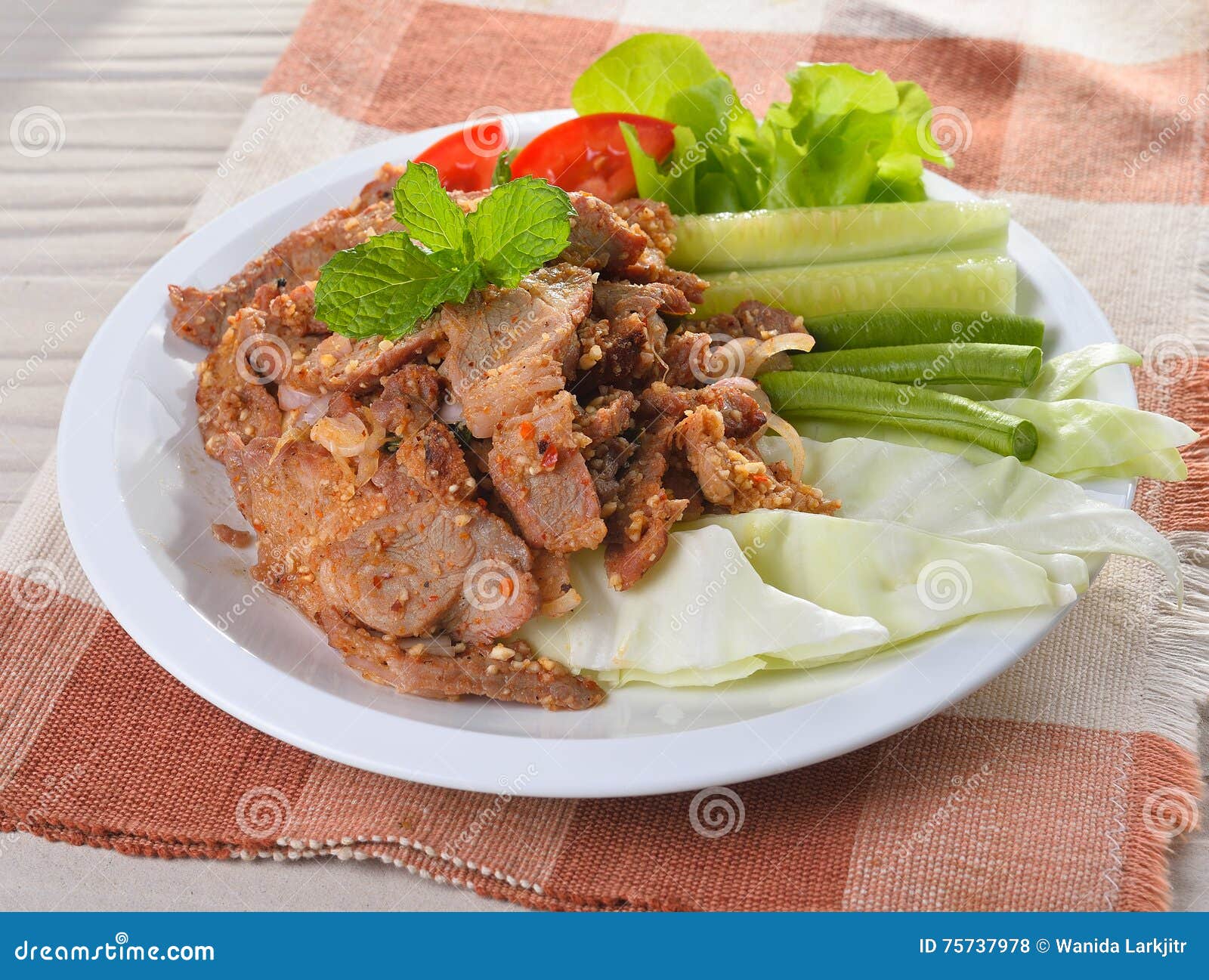 Cerdo picante con el chile foto de archivo. Imagen de fondo - 75737978