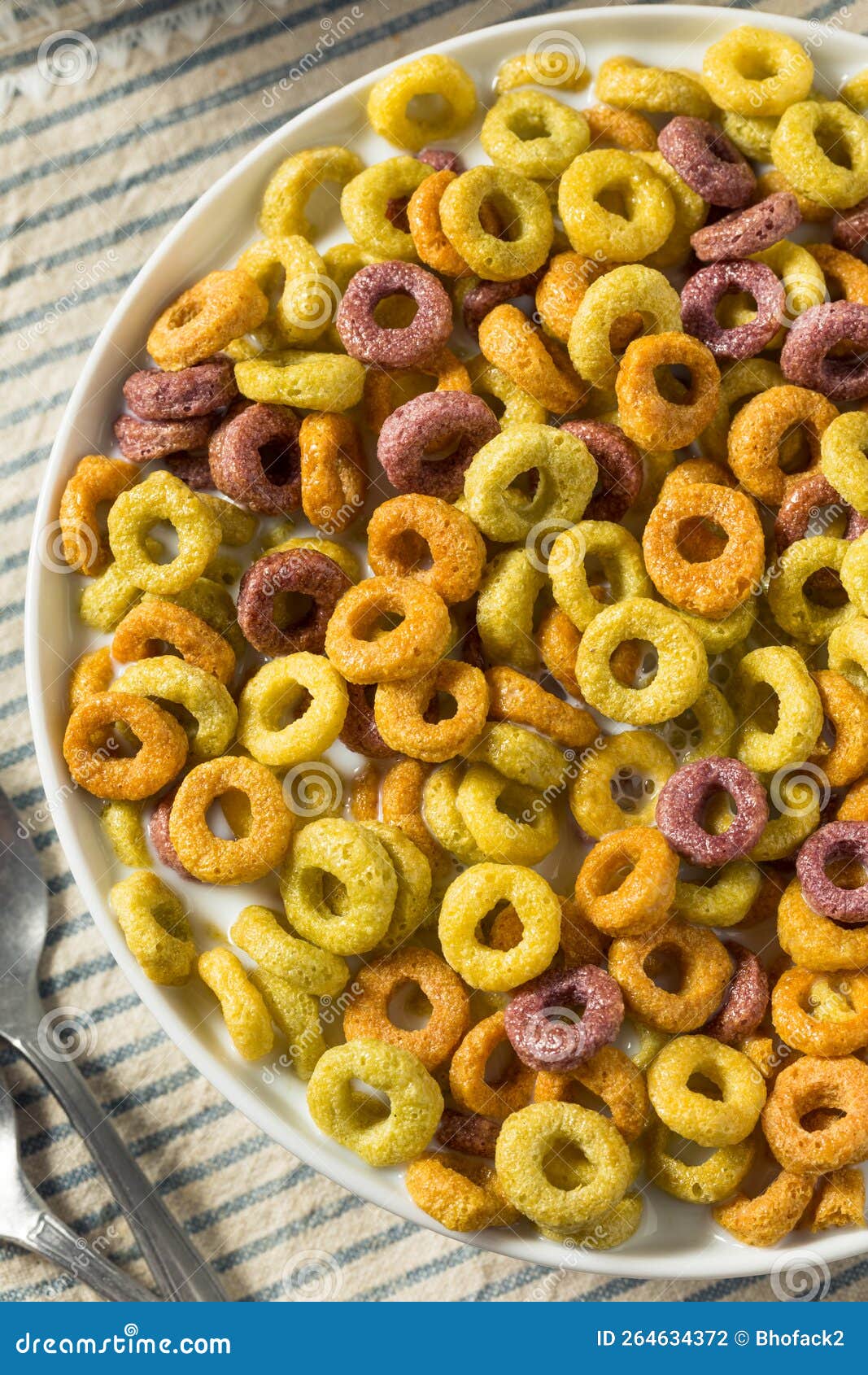 Cereal com fruta caseira foto de stock. Imagem de cereal - 264634372