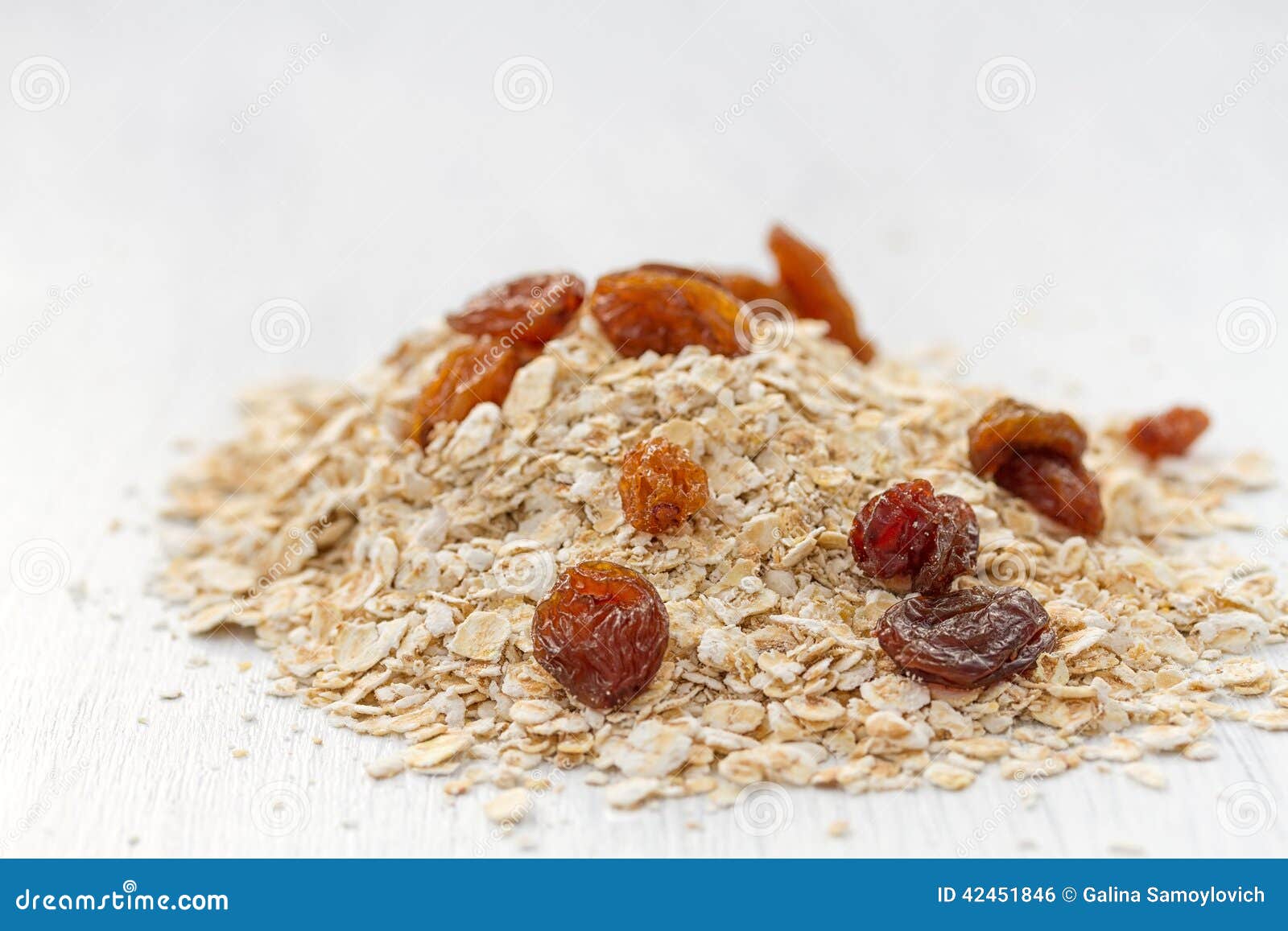 Cereal con las pasas foto de archivo. Imagen de fibra - 42451846