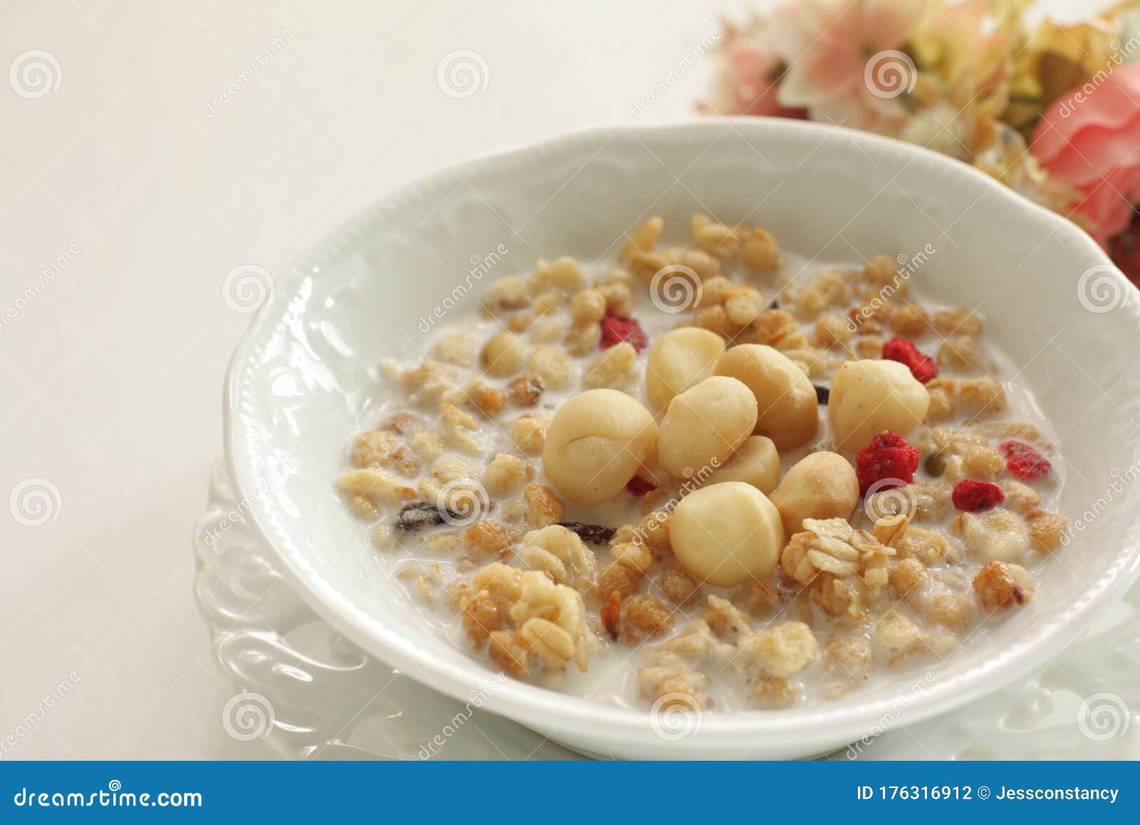 Cereales Caseros De Nuez Y Granola En Bol Foto De Archivo Imagen De