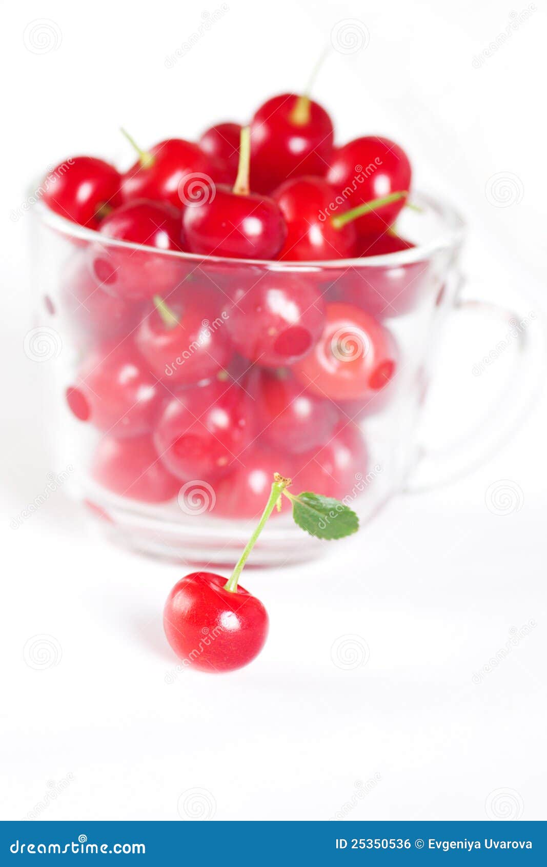Cereja Com Folha Verde E Um Copo Das Cerejas Foto de Stock - Imagem de ...