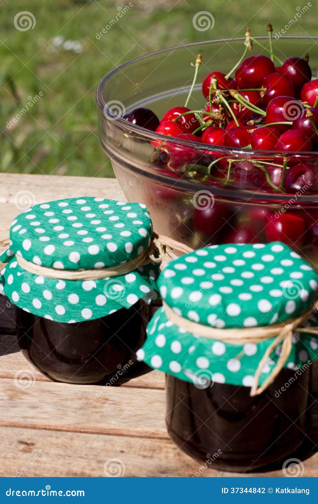 Cerejas e doce de cereja foto de stock. Imagem de frascos - 37344842