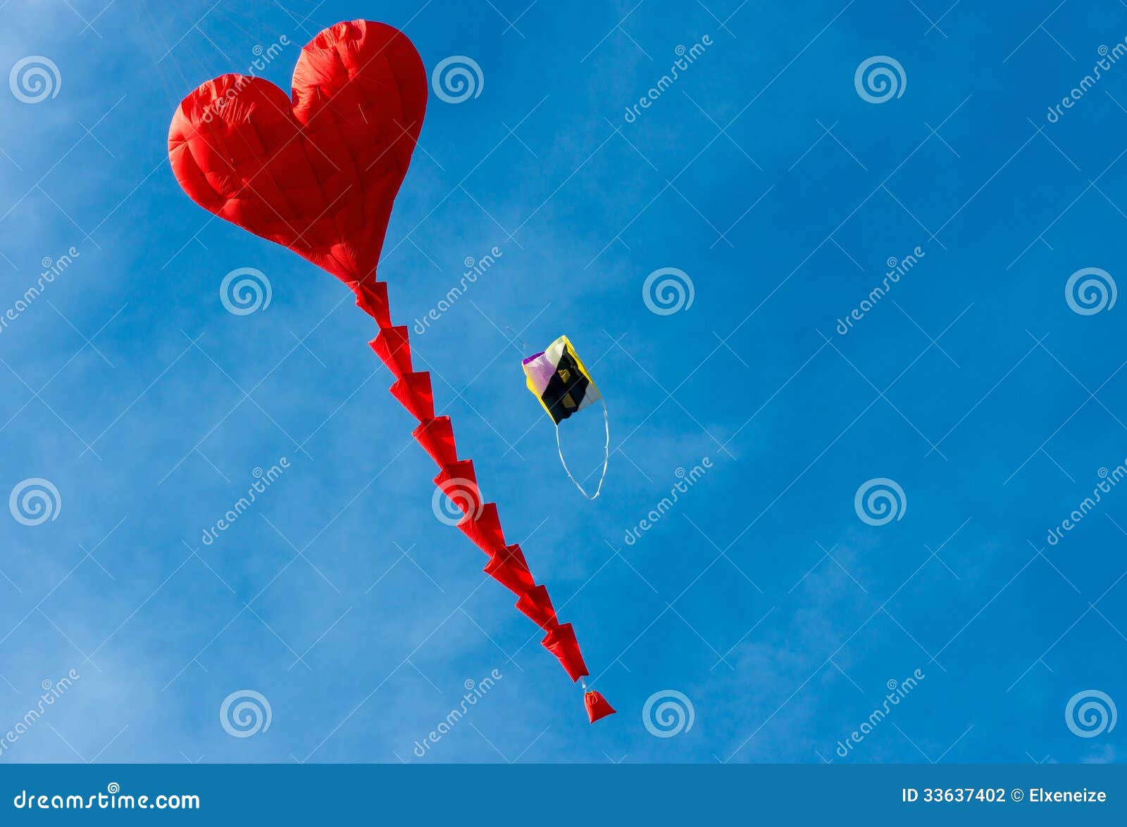Cerf-volant En Forme De Coeur Rouge Photo stock - Image du anniversaire ...
