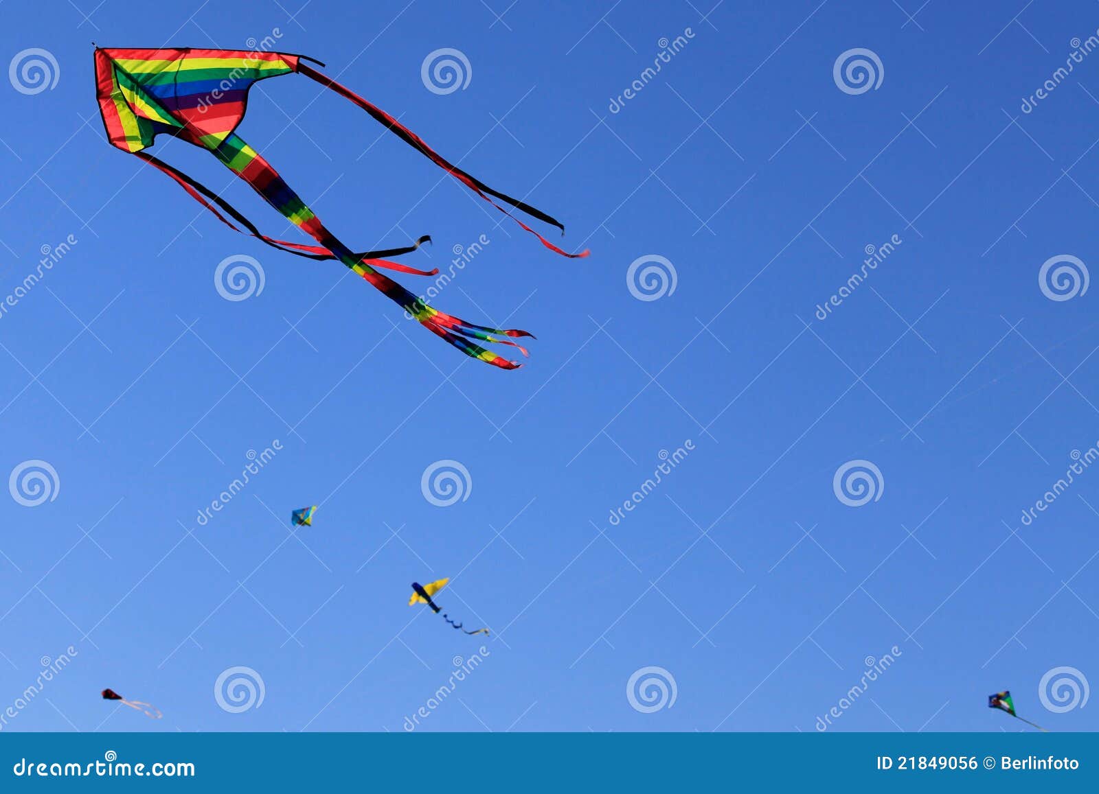 Cerfs-volants de vol photo stock. Image du lifestyle - 21849056